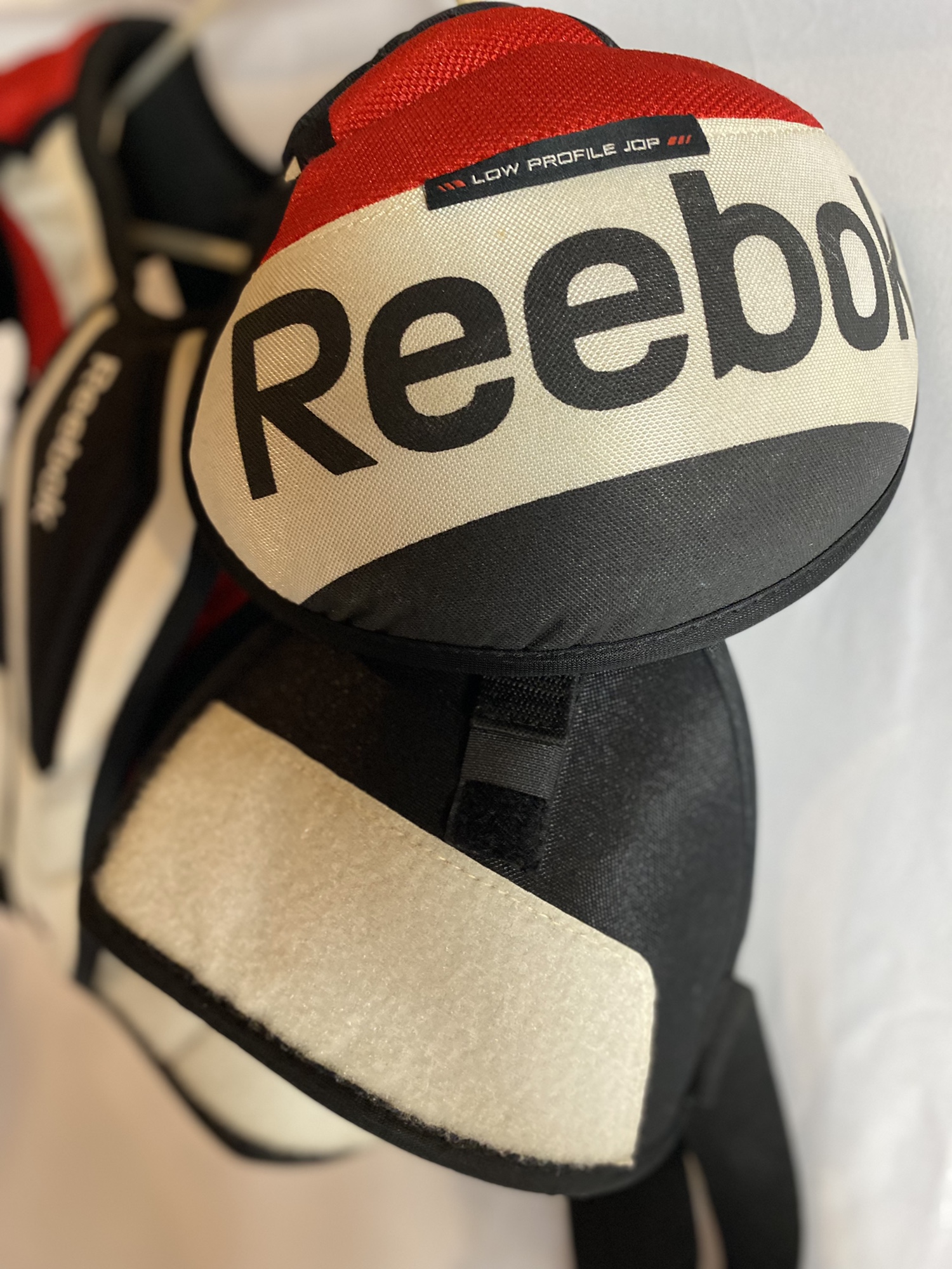 Junior Medium Reebok Shoulder Pads | SidelineSwap