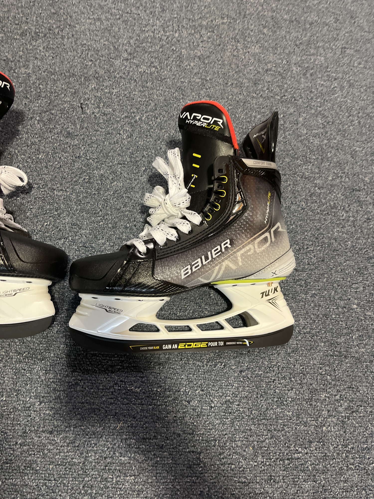 New Bauer Vapor Hyperlite Skates 8.5 Fit 2 | SidelineSwap