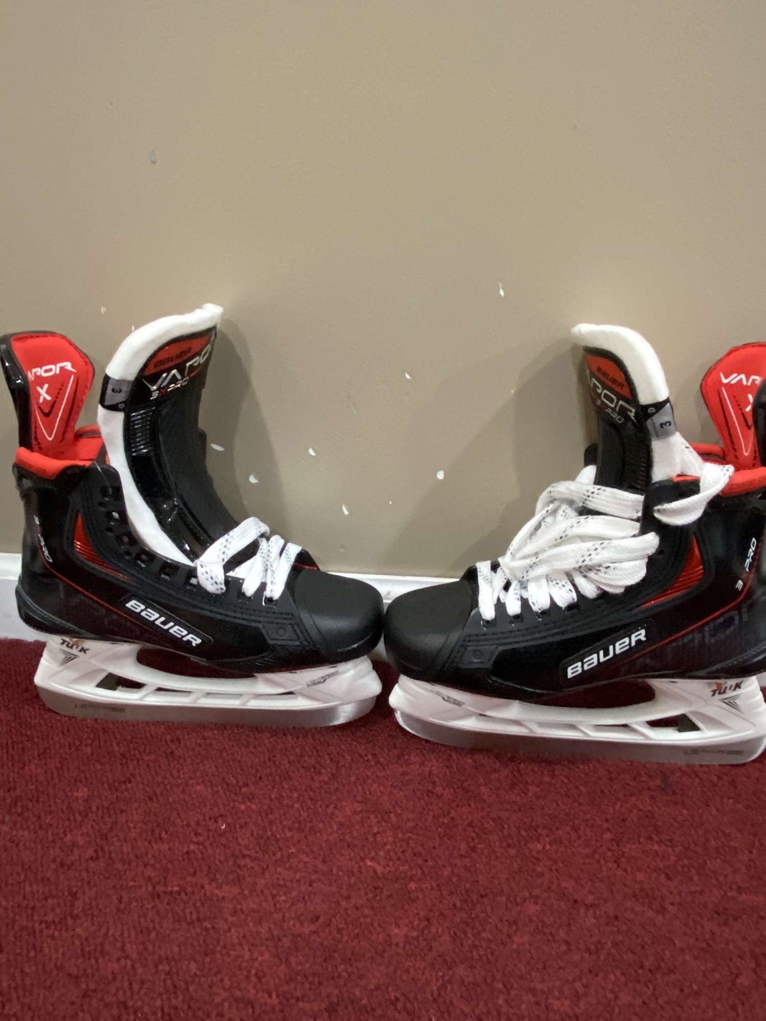 New Bauer Size 3 Vapor 3X Pro Hockey Skates Item#JTNS2 | SidelineSwap