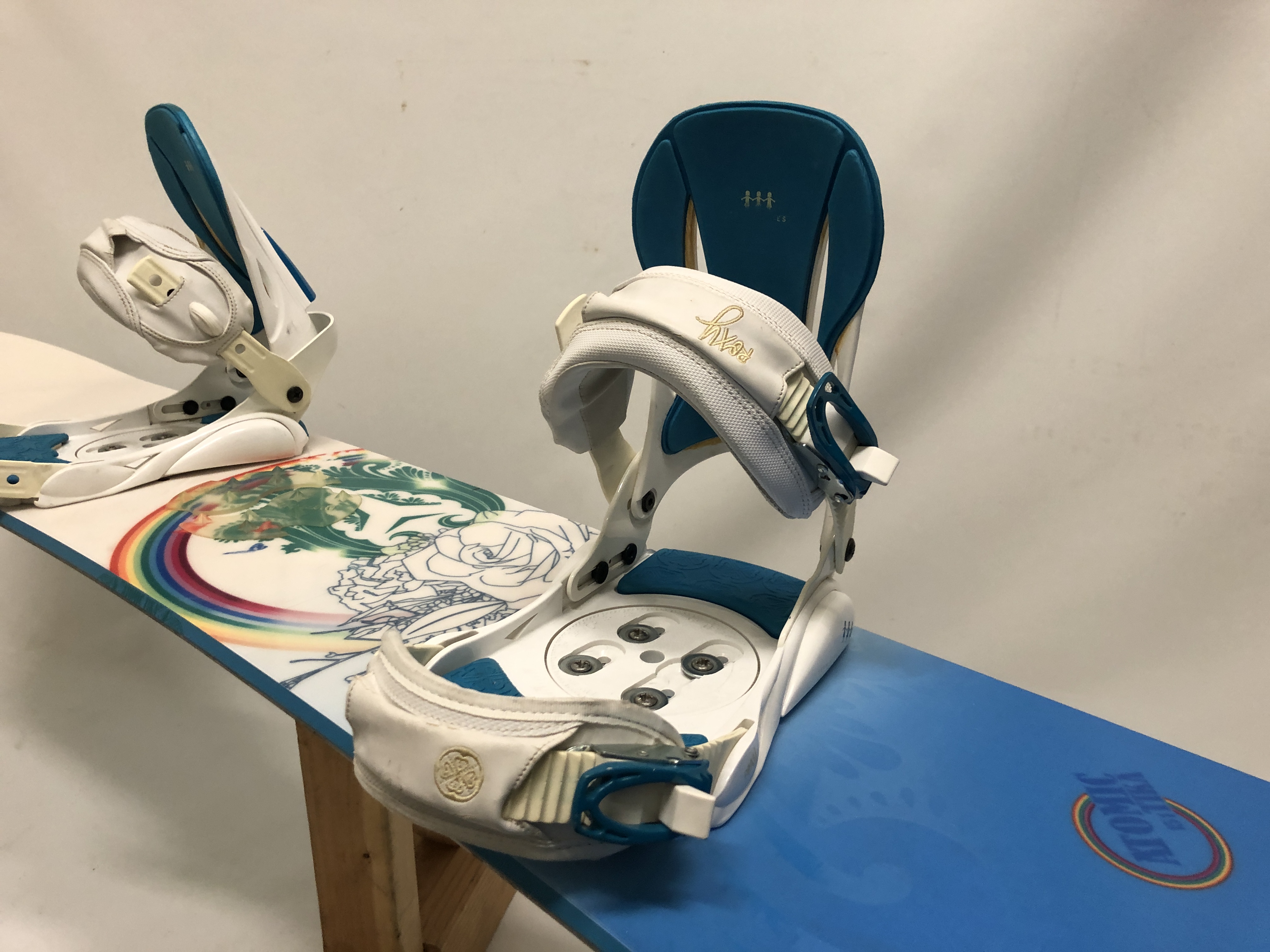 Atomic Tika 151 snowboard W/ Roxy Team Series Bindings | SidelineSwap