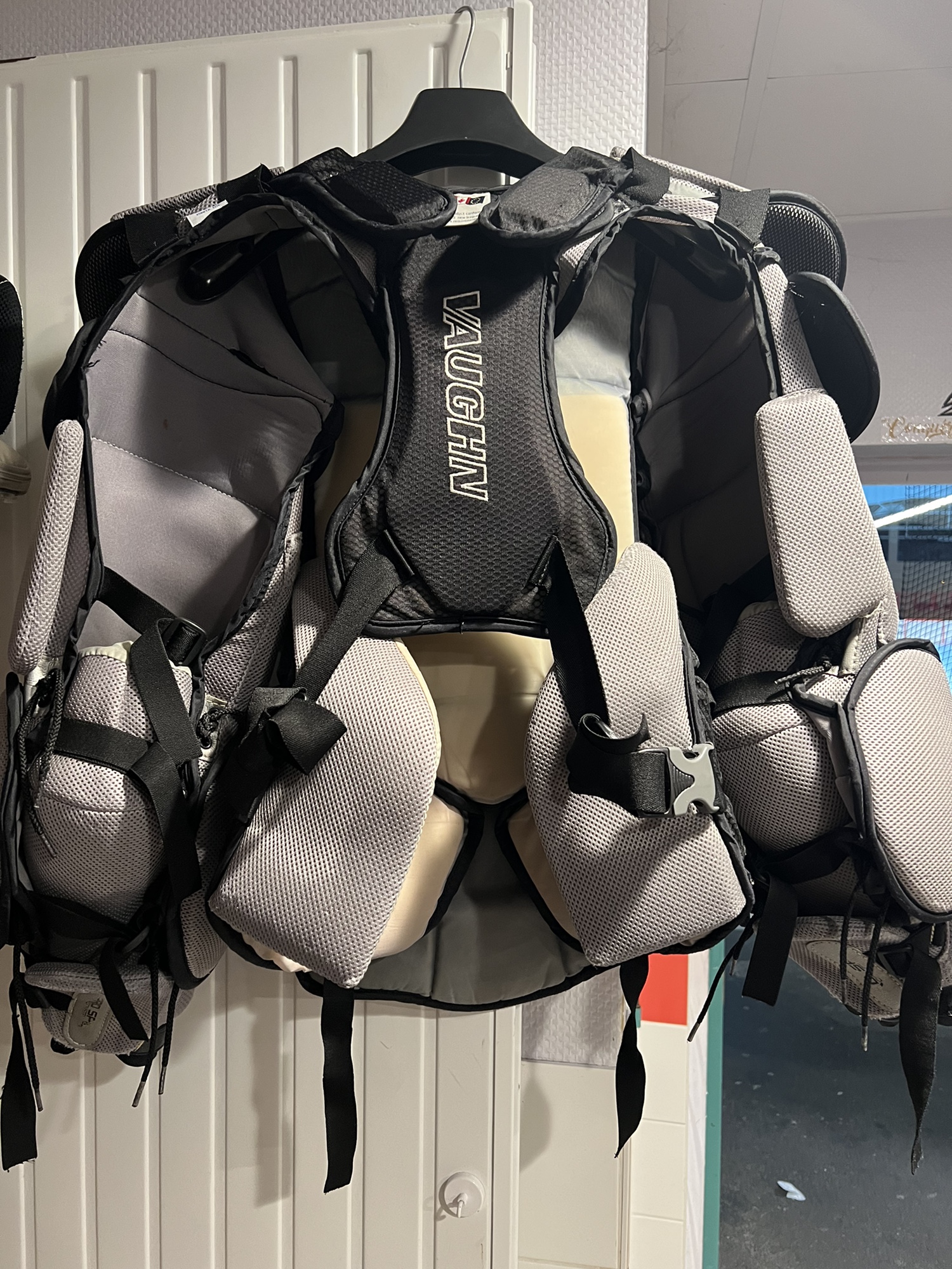 Vaughn Ventus SLR Pro Carbon Goalie Chest Protector (Sr XL) | SidelineSwap