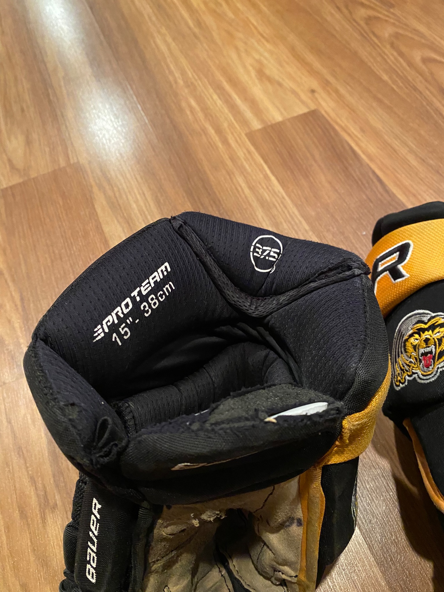 Victoria Grizzlies BCHL Team Issued Bauer Vapor Pro Team Gloves Senior ...