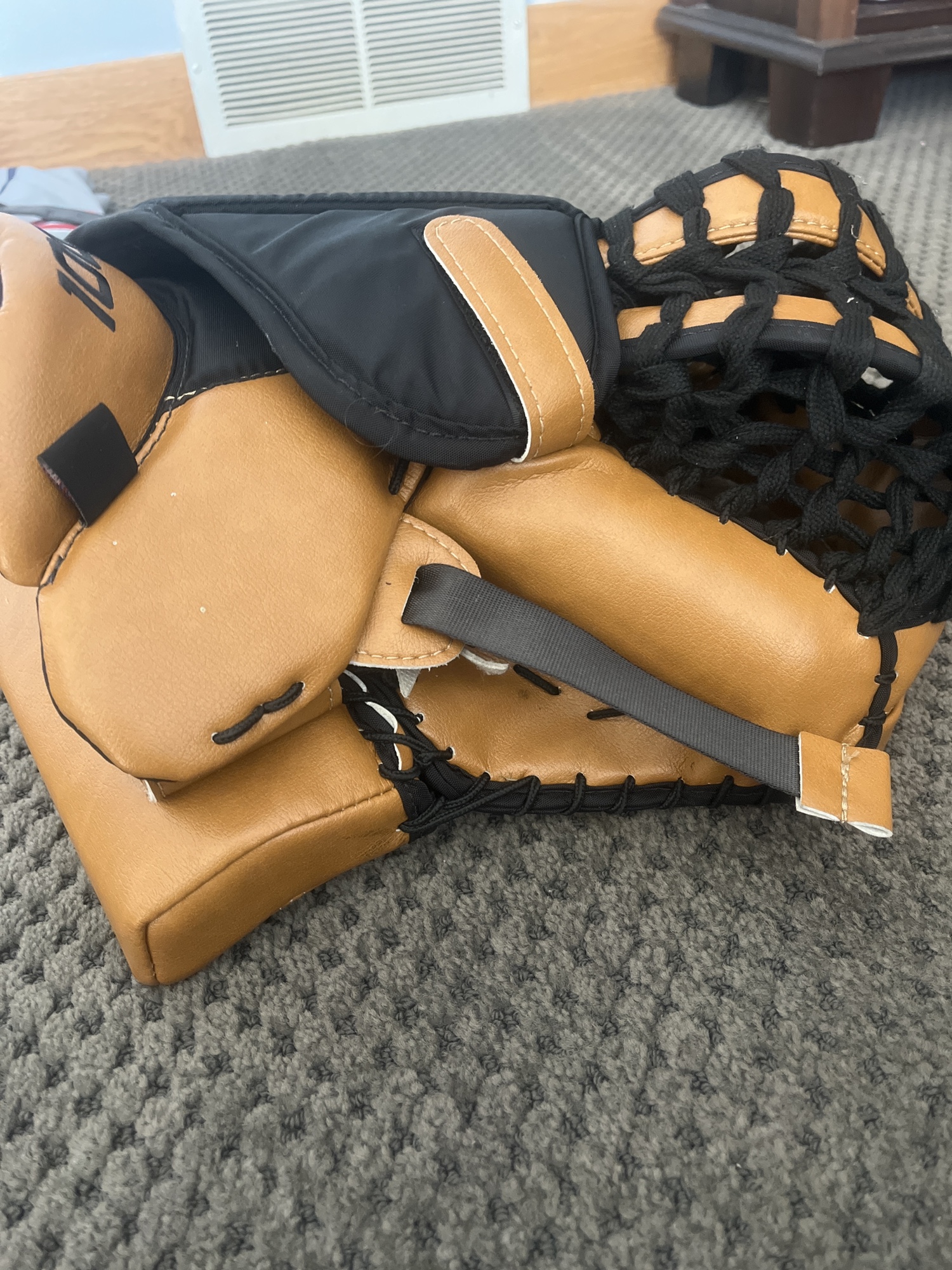 Simmons 1000 Pro Series Blocker and Glove Retro Design set | SidelineSwap