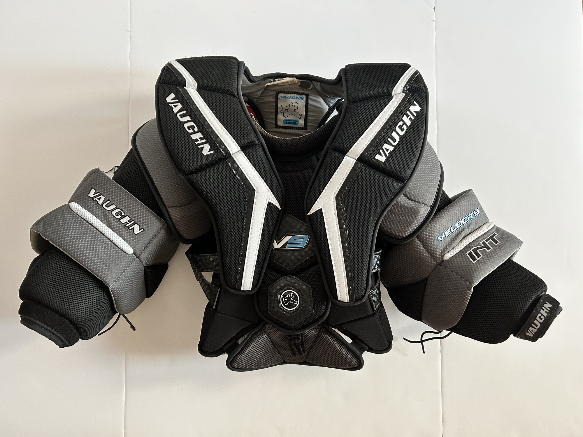 Large Vaughn Velocity V9 Goalie Chest Protector | SidelineSwap