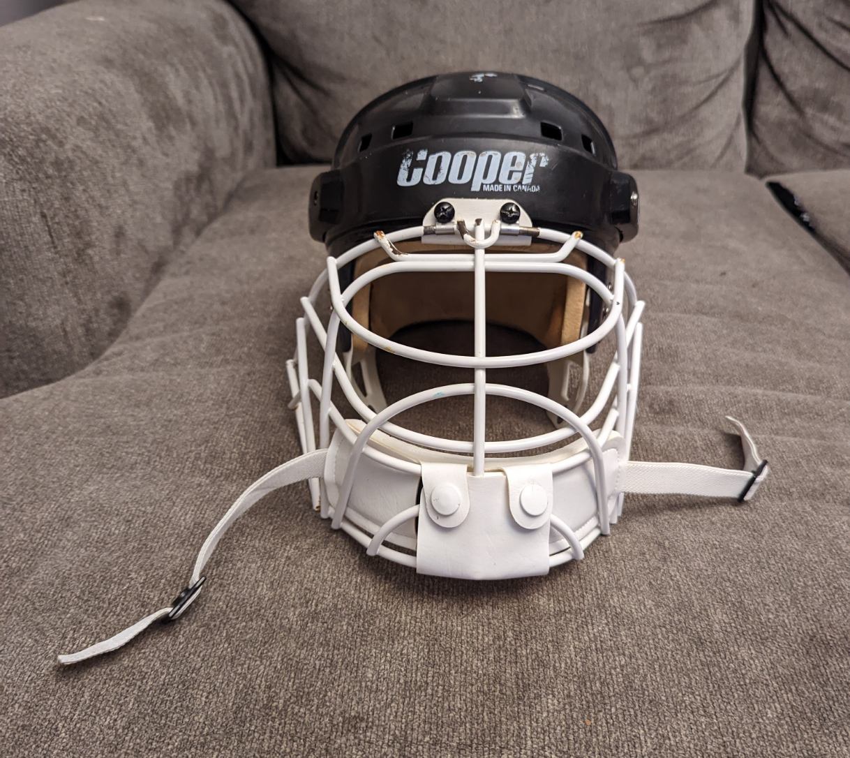 Used cooper SK2000 Large goalie helmet, with unused cage | SidelineSwap