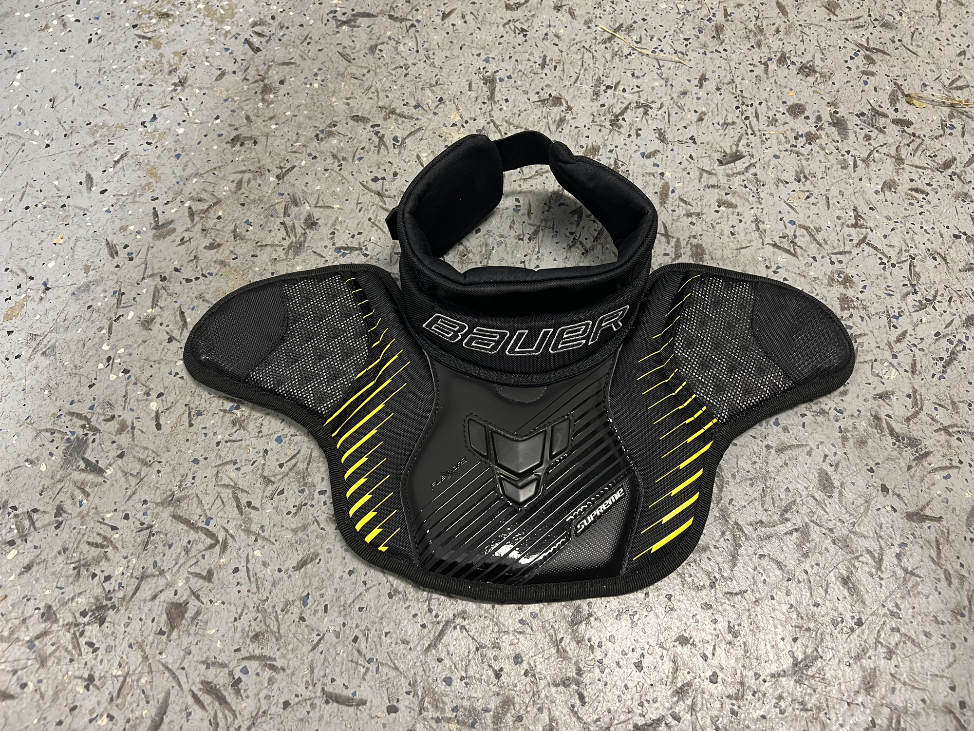 Senior Bauer Supreme Goalie Neck Guard 2018 | SidelineSwap