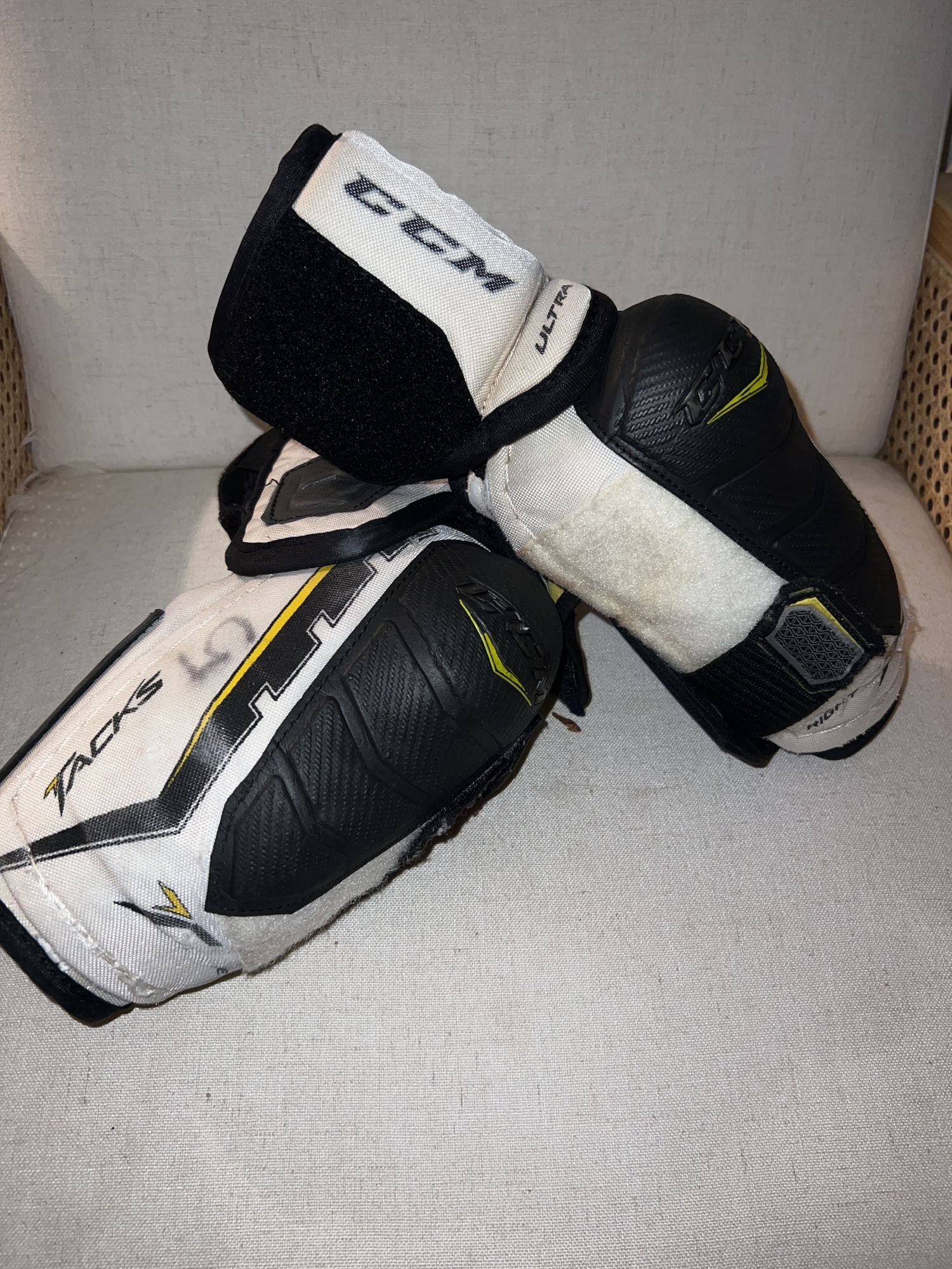 CCM ULTRA TACKS PRO SR ELBOW PADS PRO STOCK USED LARGE 4213 | SidelineSwap