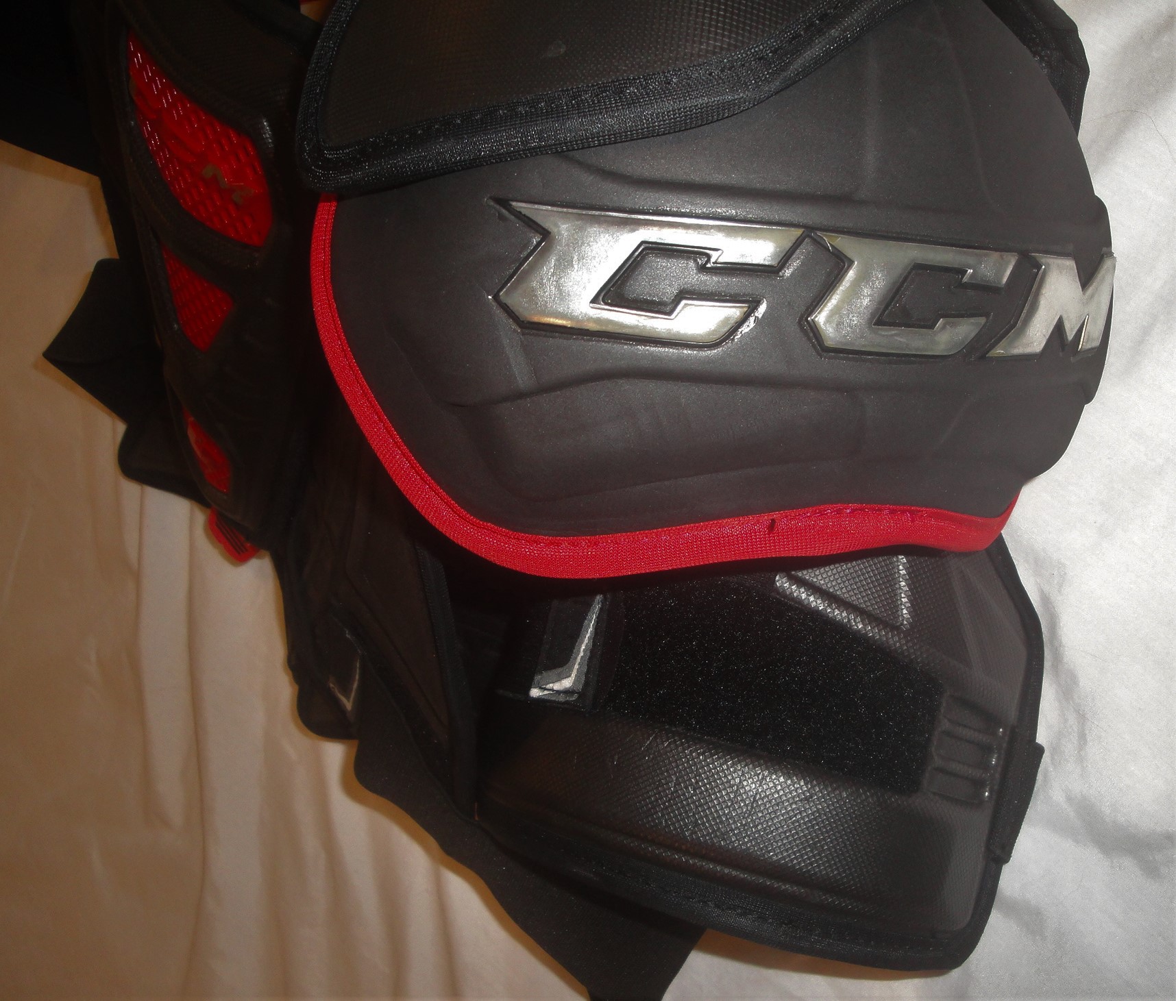 CCM U+ CL CRAZY LIGHT SHOULDER PADS SENIOR MEDIUM | SidelineSwap