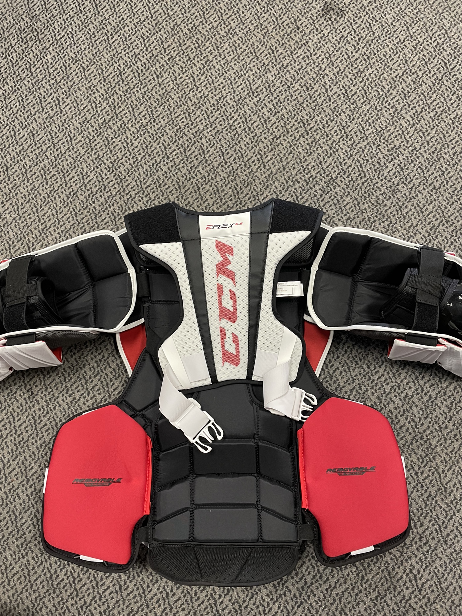 CCM EFLEX 5.9 Senior Medium goal chest | SidelineSwap