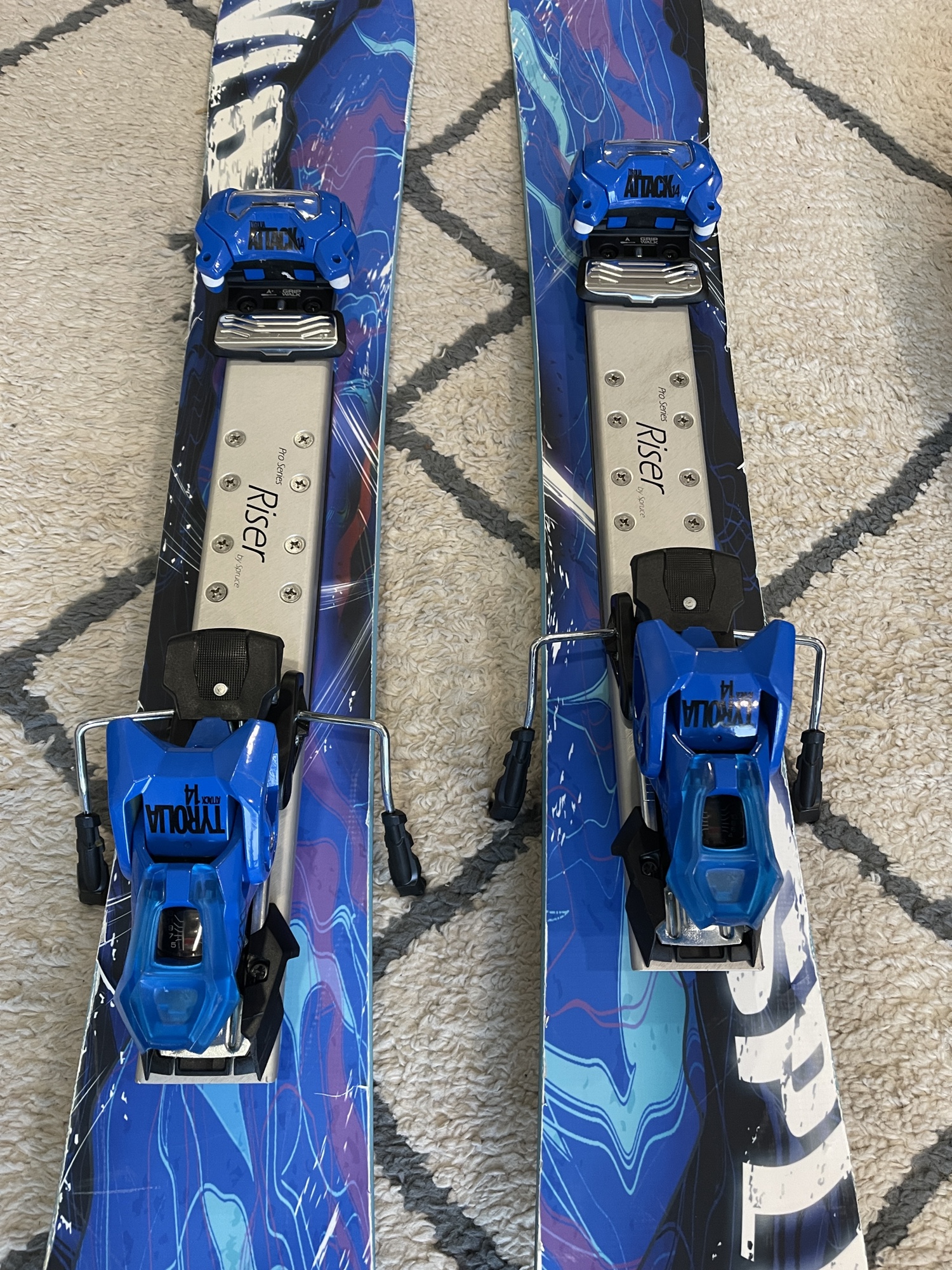RVL8 Skiboards (only used once) | SidelineSwap