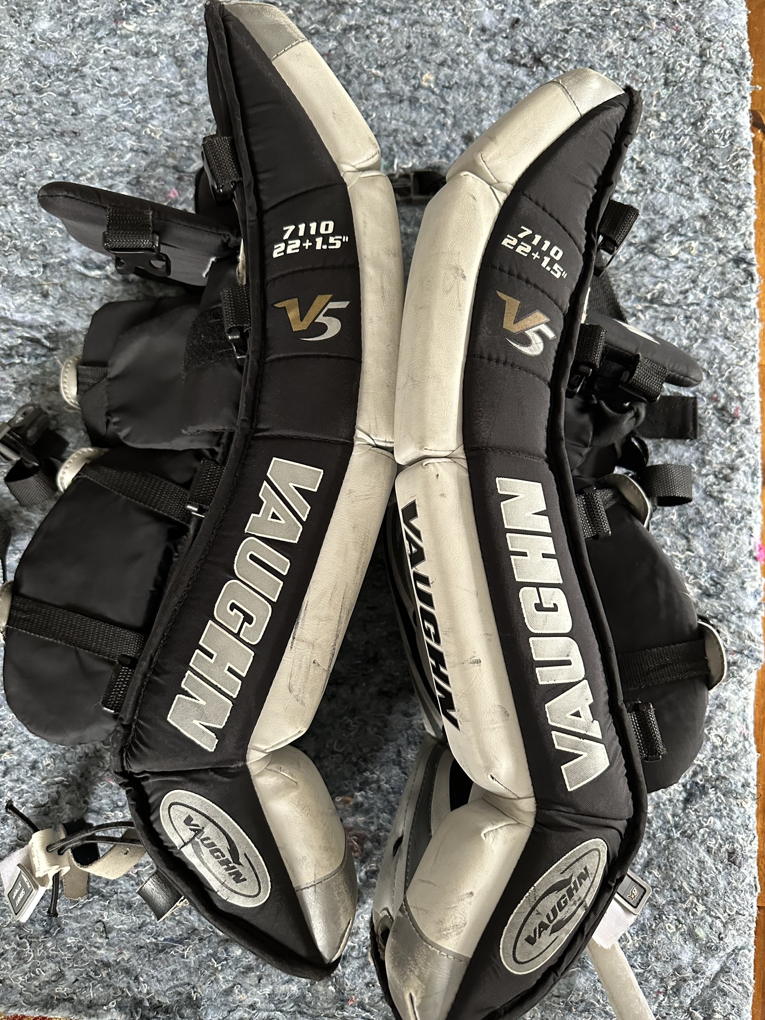 22" Vaughn Velocity V5 Goalie Leg Pads | SidelineSwap