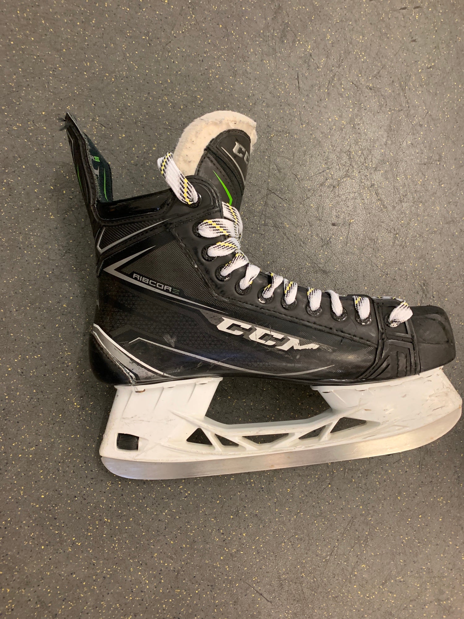 Senior Used CCM RibCor 76K Hockey Skates D&R (Regular) 9.0 | SidelineSwap