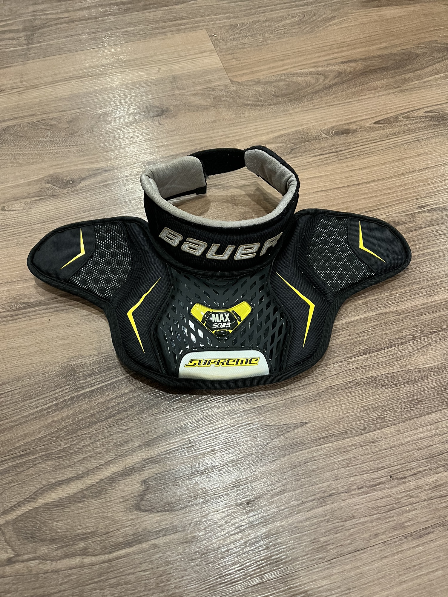 Bauer supreme neck gaurd | SidelineSwap