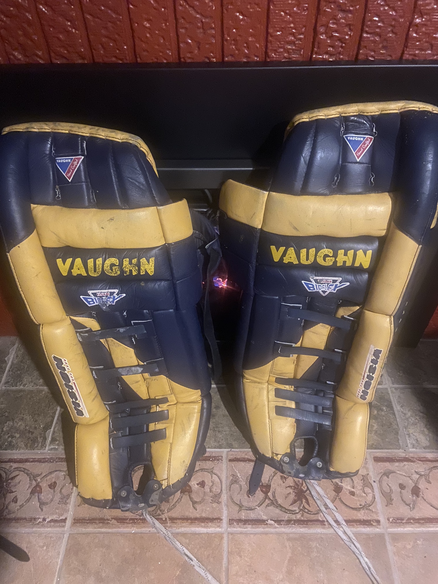 Vintage 34” Vaughn Vision 3500 Bioflex goalie pads | SidelineSwap