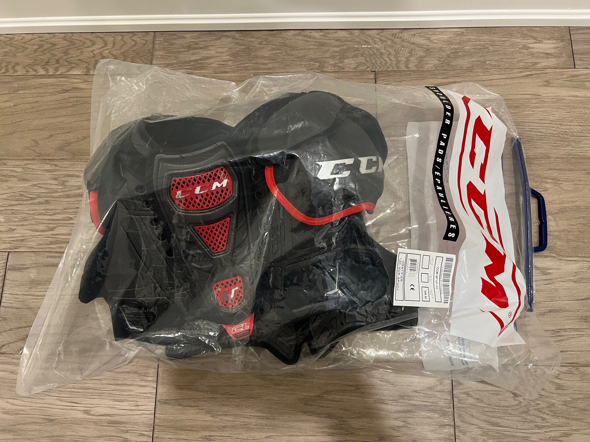 Senior Medium CCM U+ CL Shoulder Pads | SidelineSwap