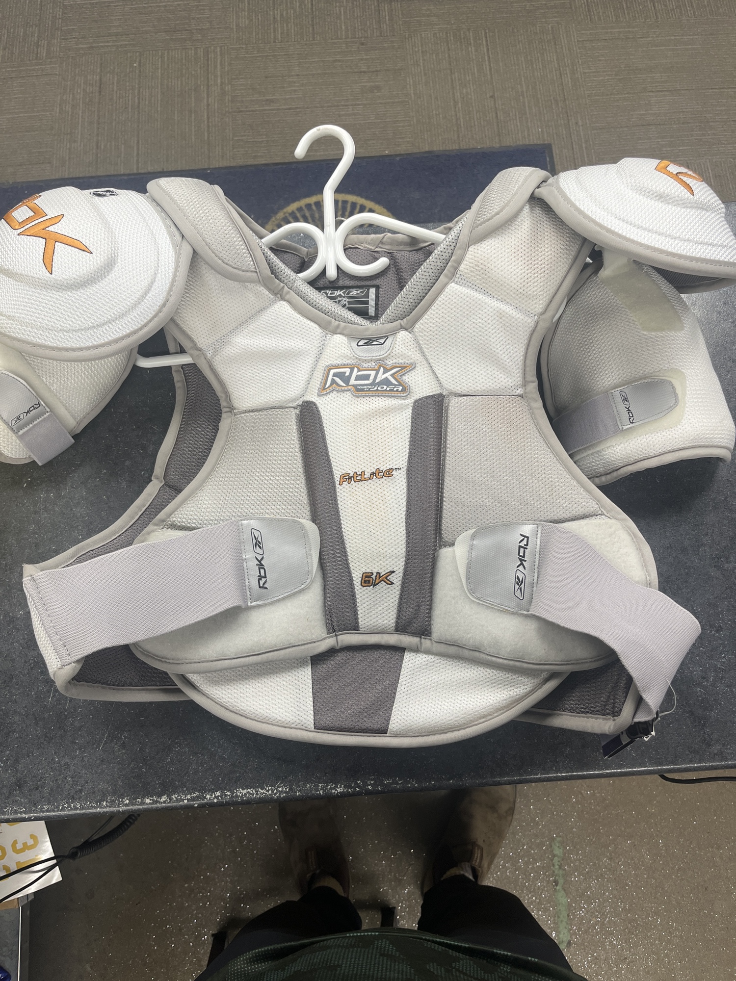 Senior Extra Large Reebok 6K Shoulder Pads a Little Faded | SidelineSwap