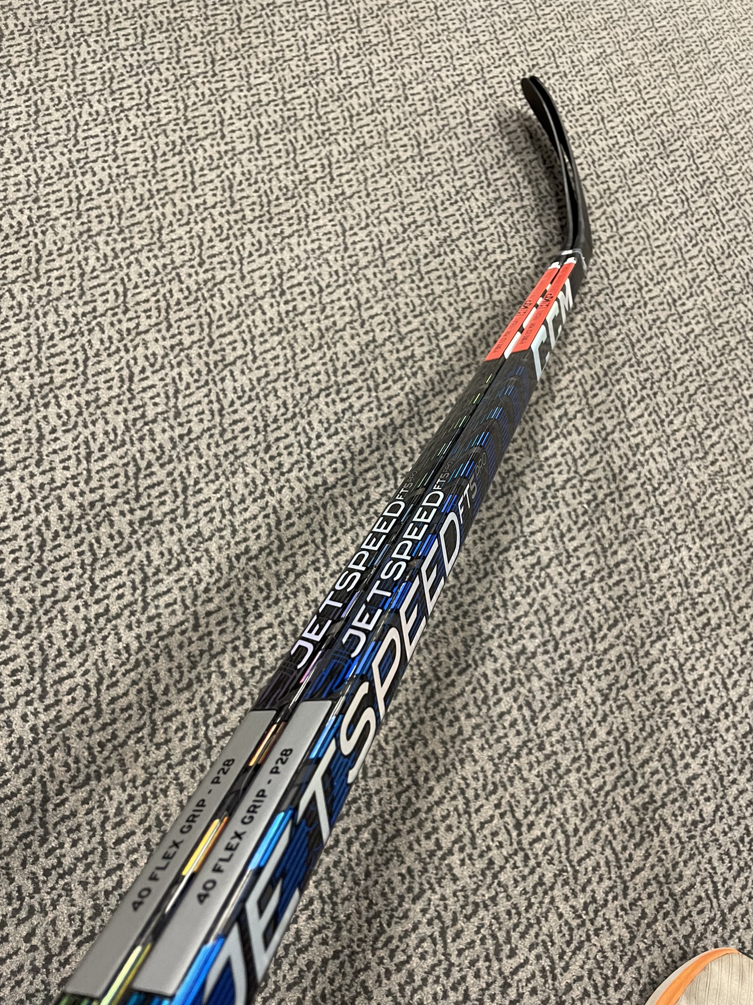 CCM 2-PACK FT5 Pro 40 flex P28 Curve Right hand sticks (1-blue, 1 ...