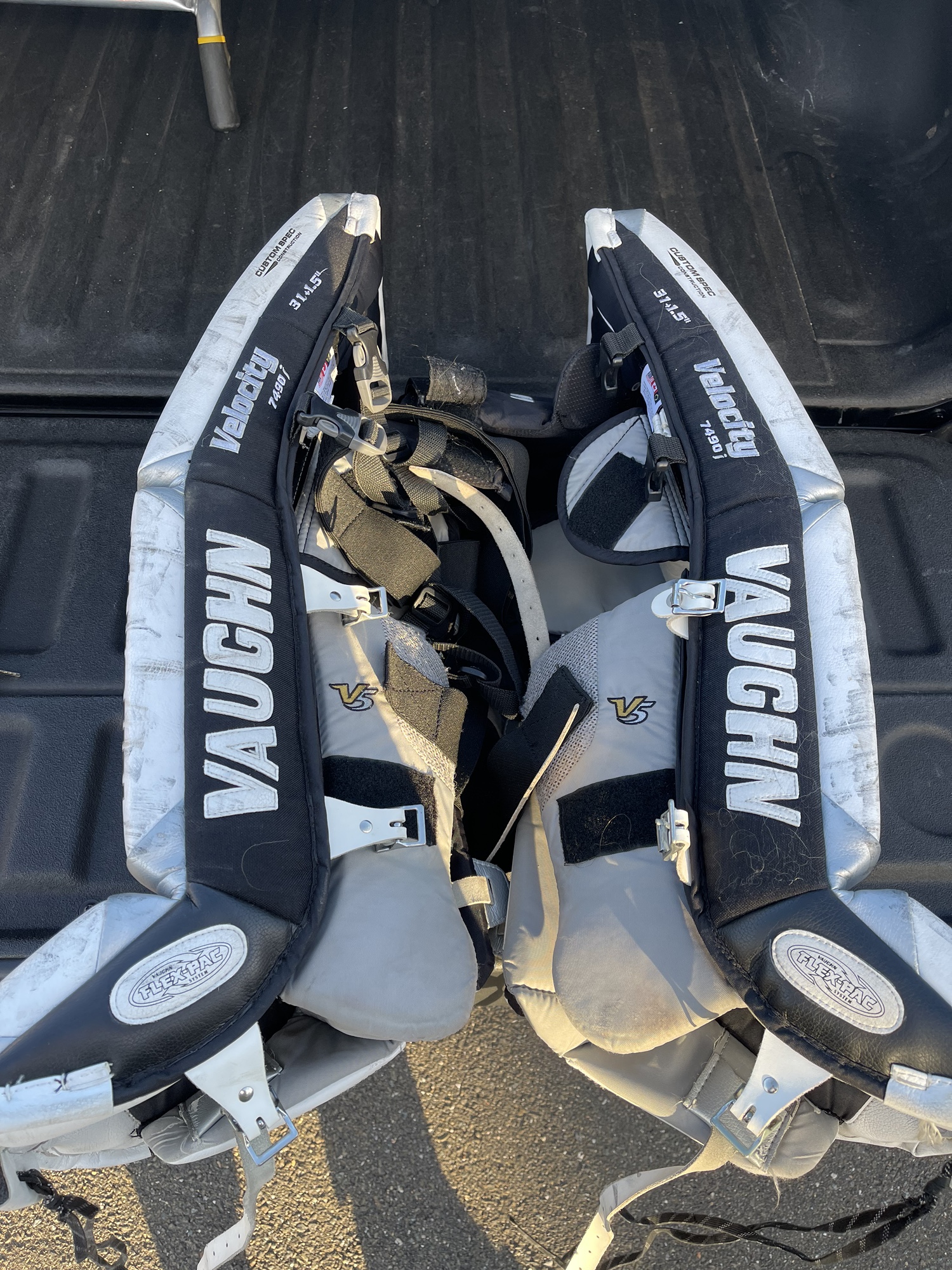 31" Vaughn Velocity V5 Goalie Leg Pads | SidelineSwap