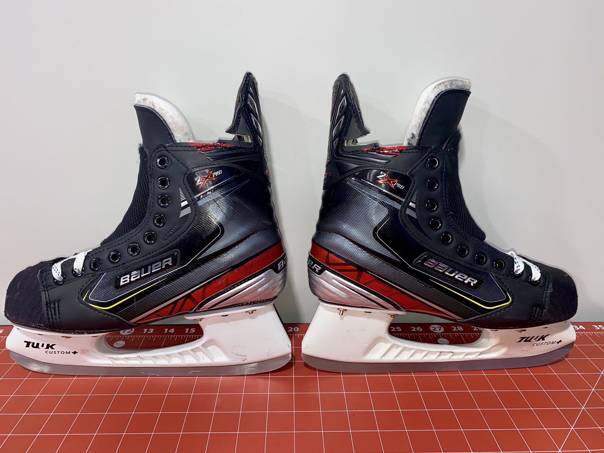 Game Used Duncan Keith Bauer Vapor 2X Pro V-Cut Hockey Skates-R: 7 1/2 ...