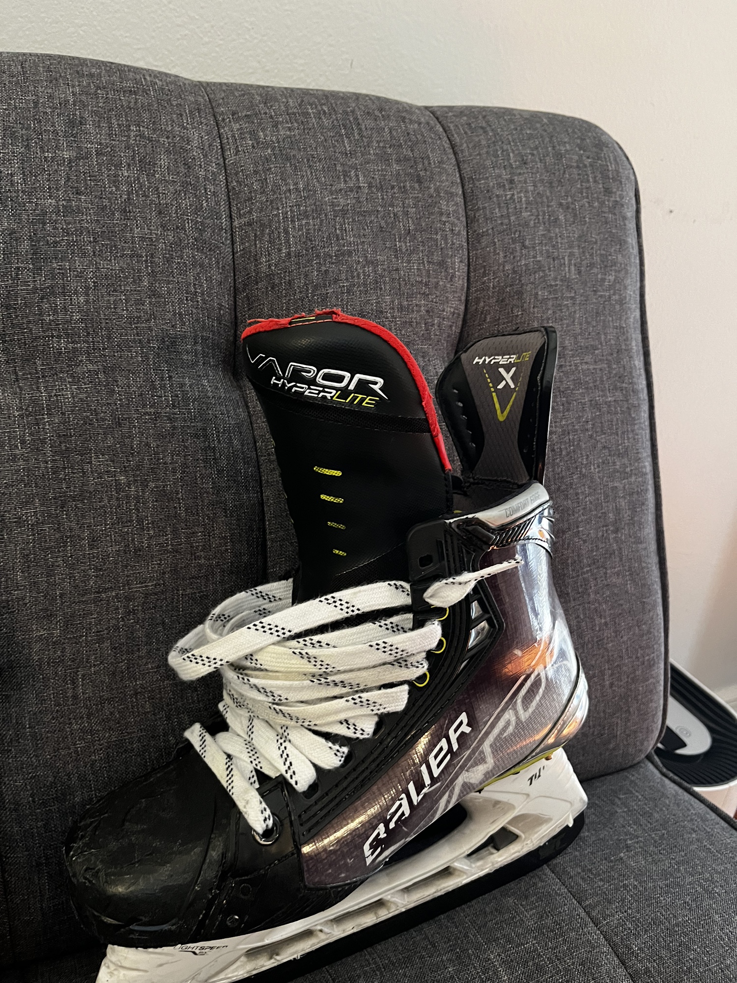 Bauer Vapor Hyperlite Skates 6.5 Fit 1 + Extra Pair Bladetech Blades ...