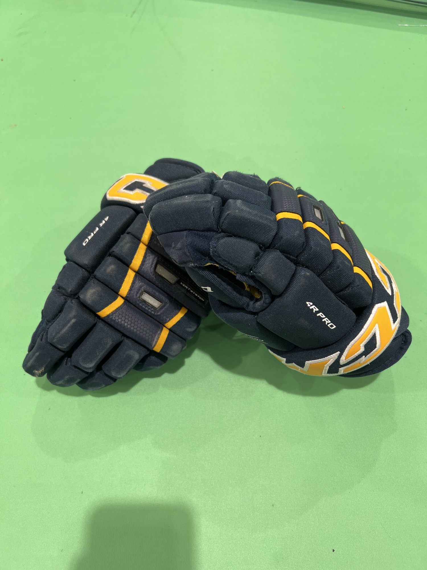 Used CCM 4R Pro2 Gloves 11" | SidelineSwap