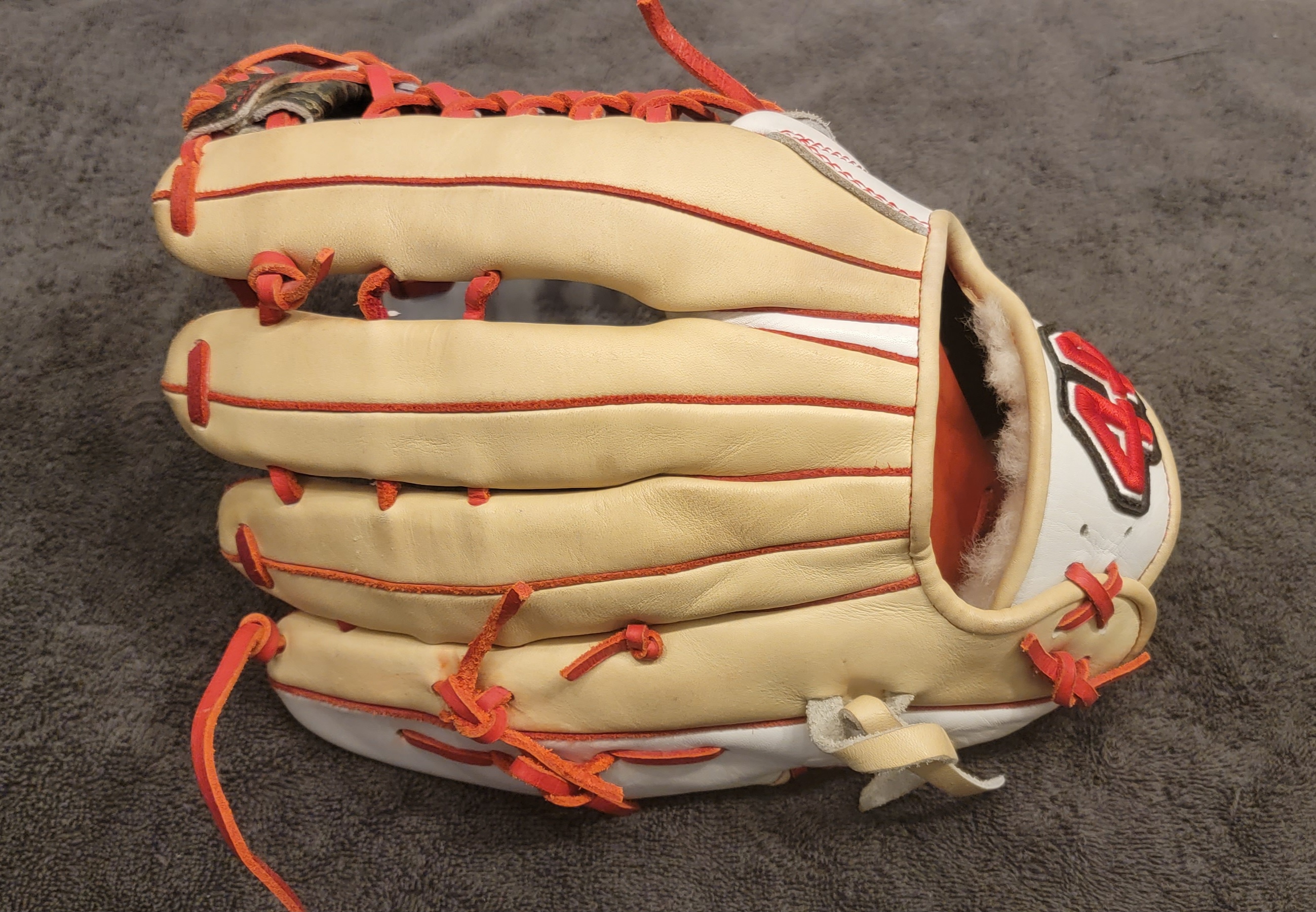 Used 44 Pro Right Hand Throw Outfield Signiture Series Baseball Glove ...