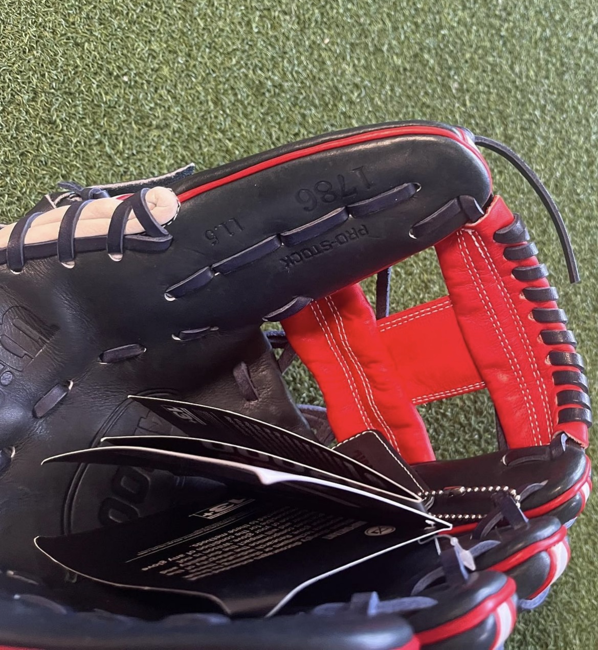Wilson Exclusive Infield 11.5" A2000 Baseball Glove | SidelineSwap