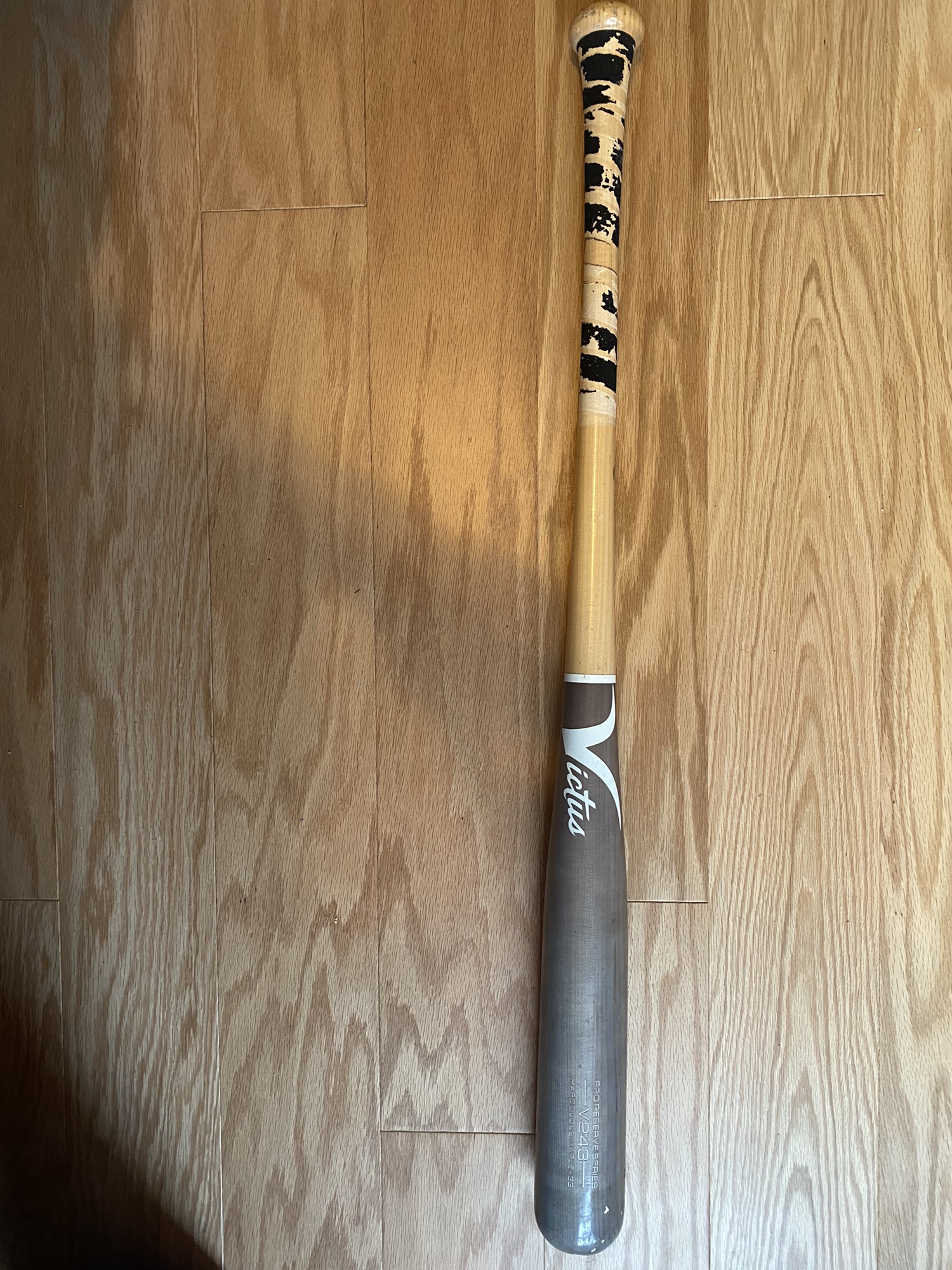 33” 30 Oz 2020 VICTUS V243 Pro Reserve Maple Bat | SidelineSwap