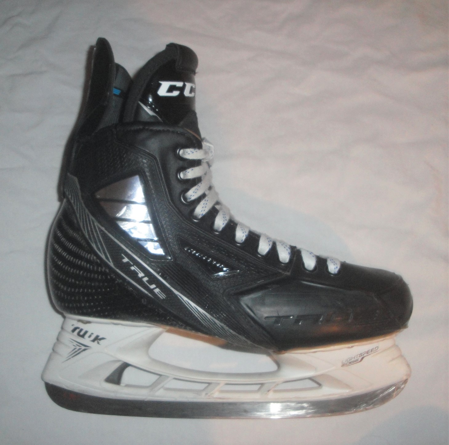 TRUE HOCKEY SKATES SIZE 9 MADE IN CANADA CUSTOM TUUK EDGE | SidelineSwap