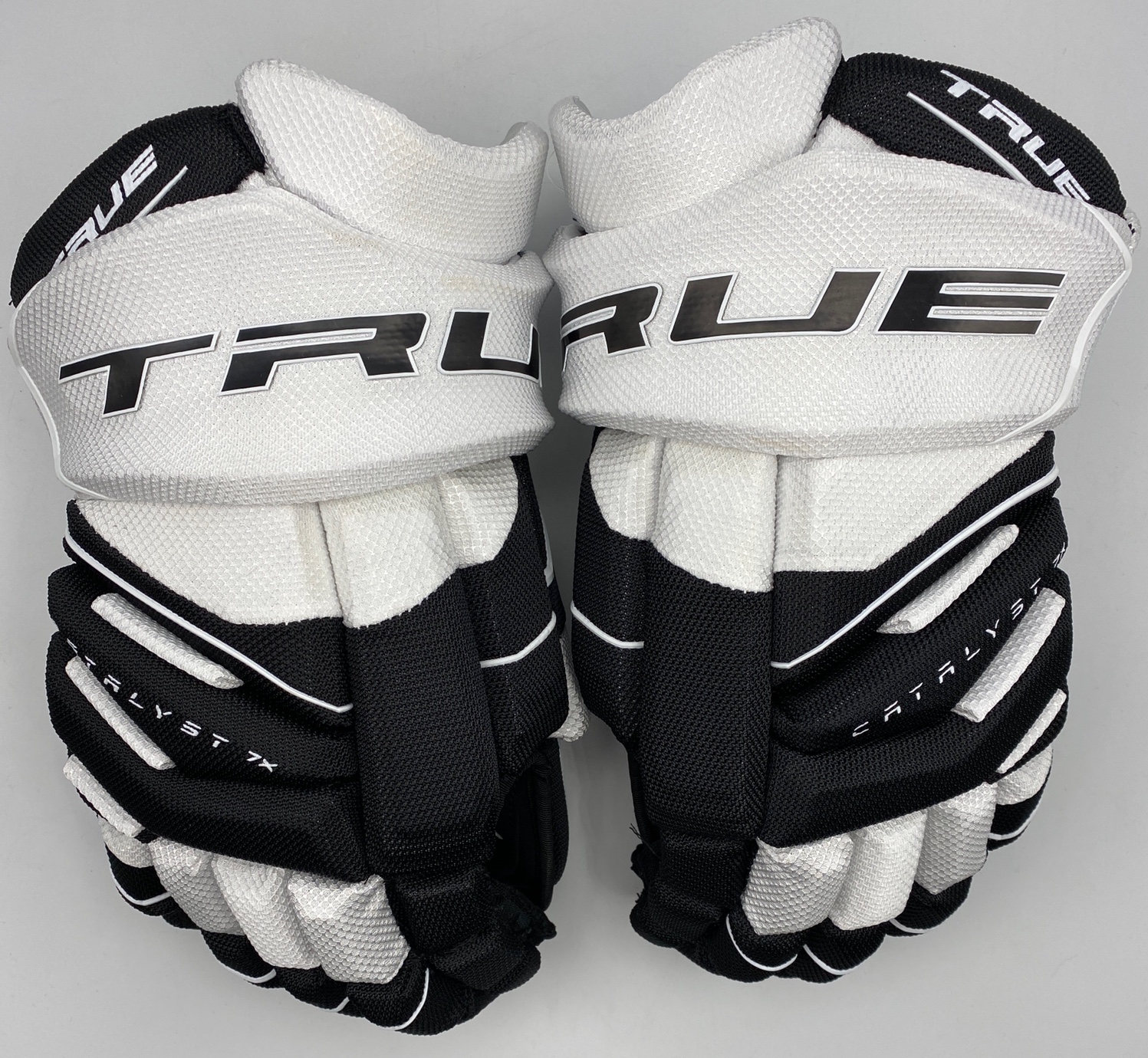 NEW True Catalyst 7X Gloves, Black/White, 15” | SidelineSwap