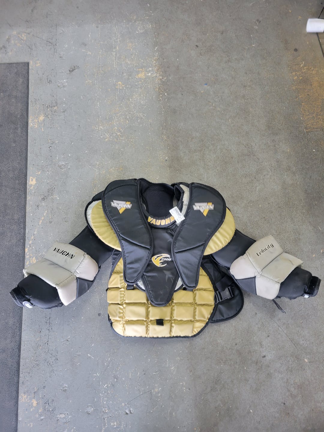 Used Vaughn 7000 Lg Goalie Body Armour | SidelineSwap