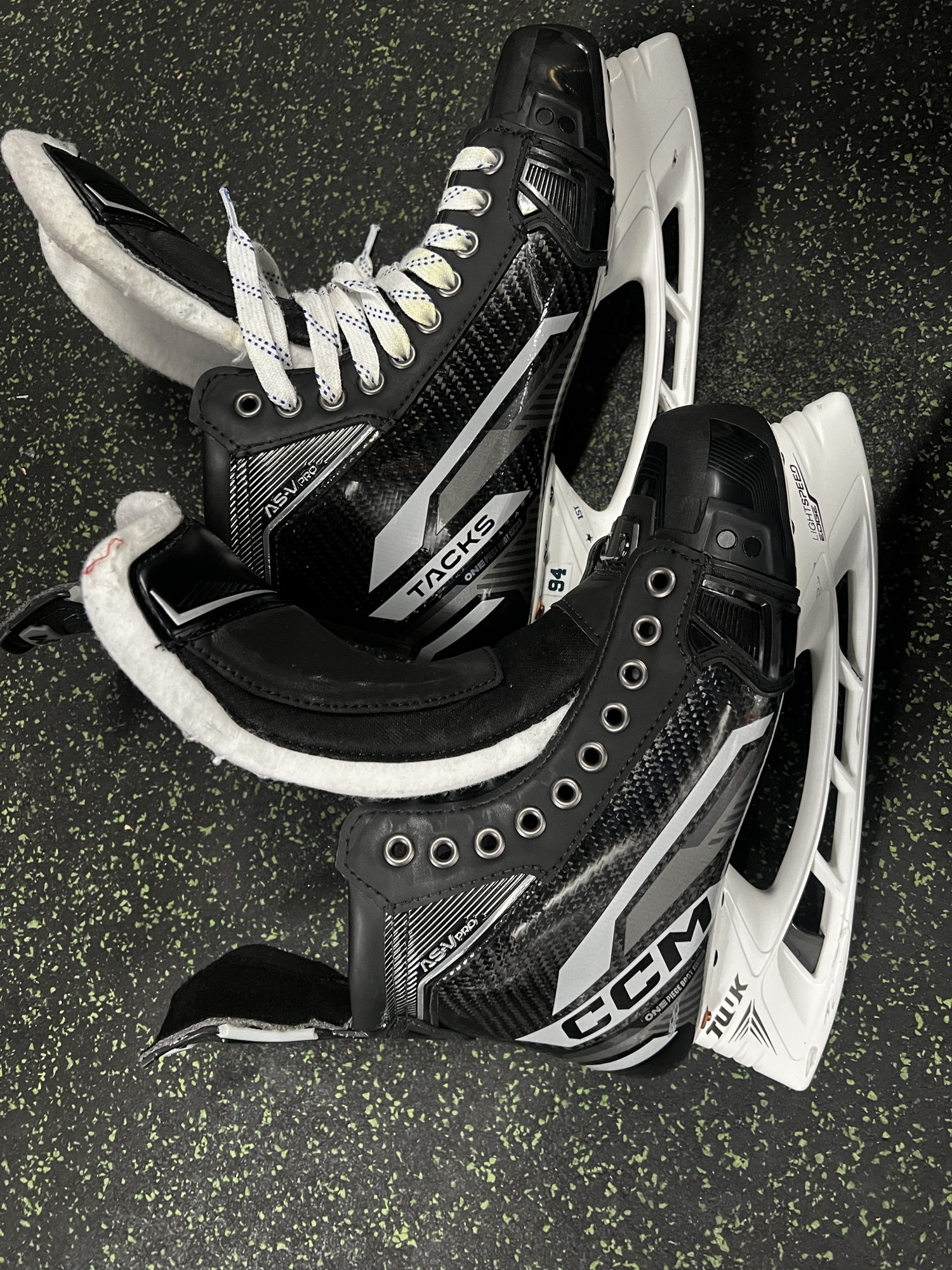 Senior CCM Regular Width Pro Stock Size 8.5 Tacks ASV Pro Hockey Skates ...