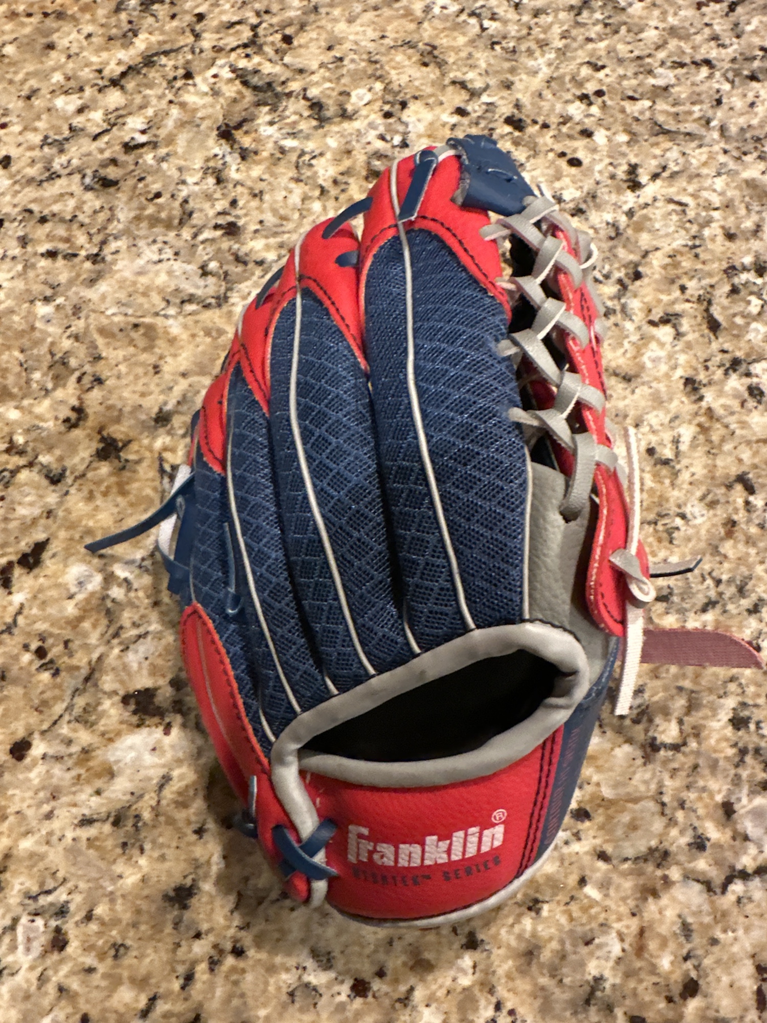 Right Hand Throw 9.5" Baseball Glove | SidelineSwap