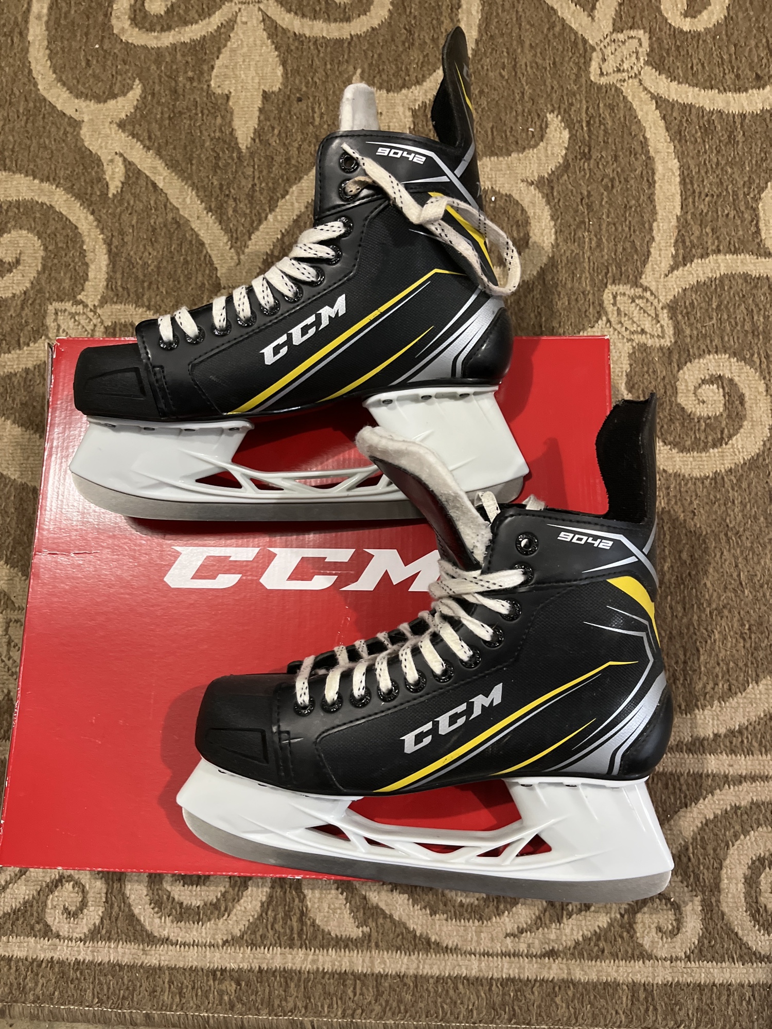 Senior CCM Regular Width Size 9 Tacks 9042 Hockey Skates | SidelineSwap