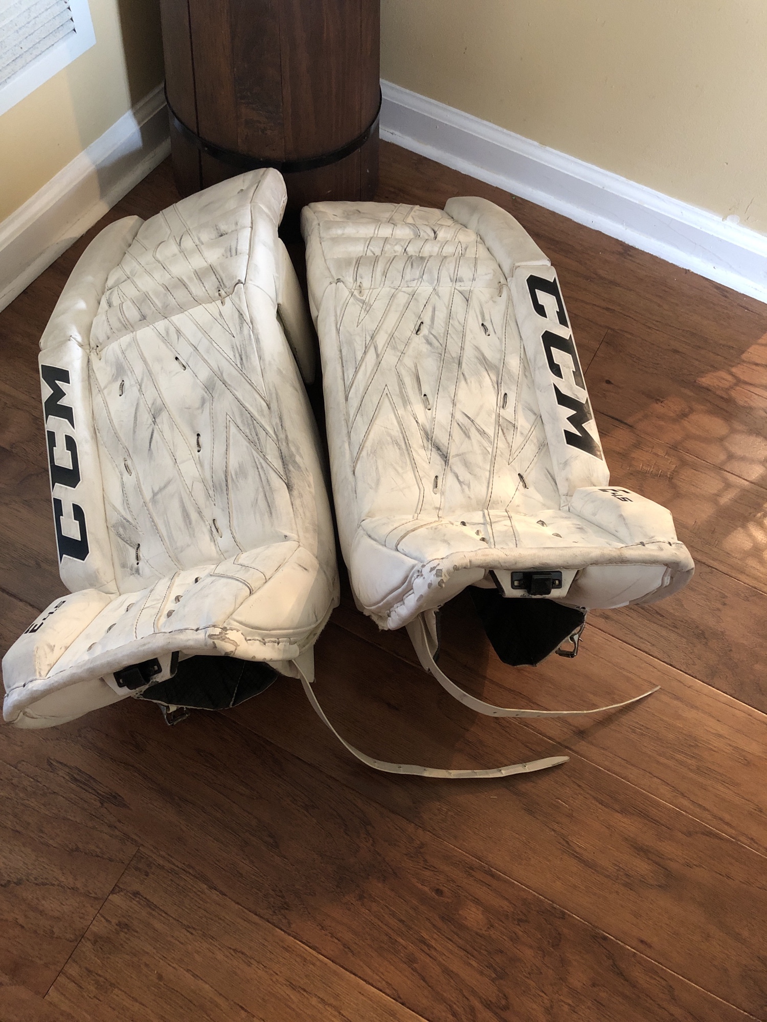 28 Ccm Extreme Flex E4 5 Goalie Leg Pads Sidelineswap