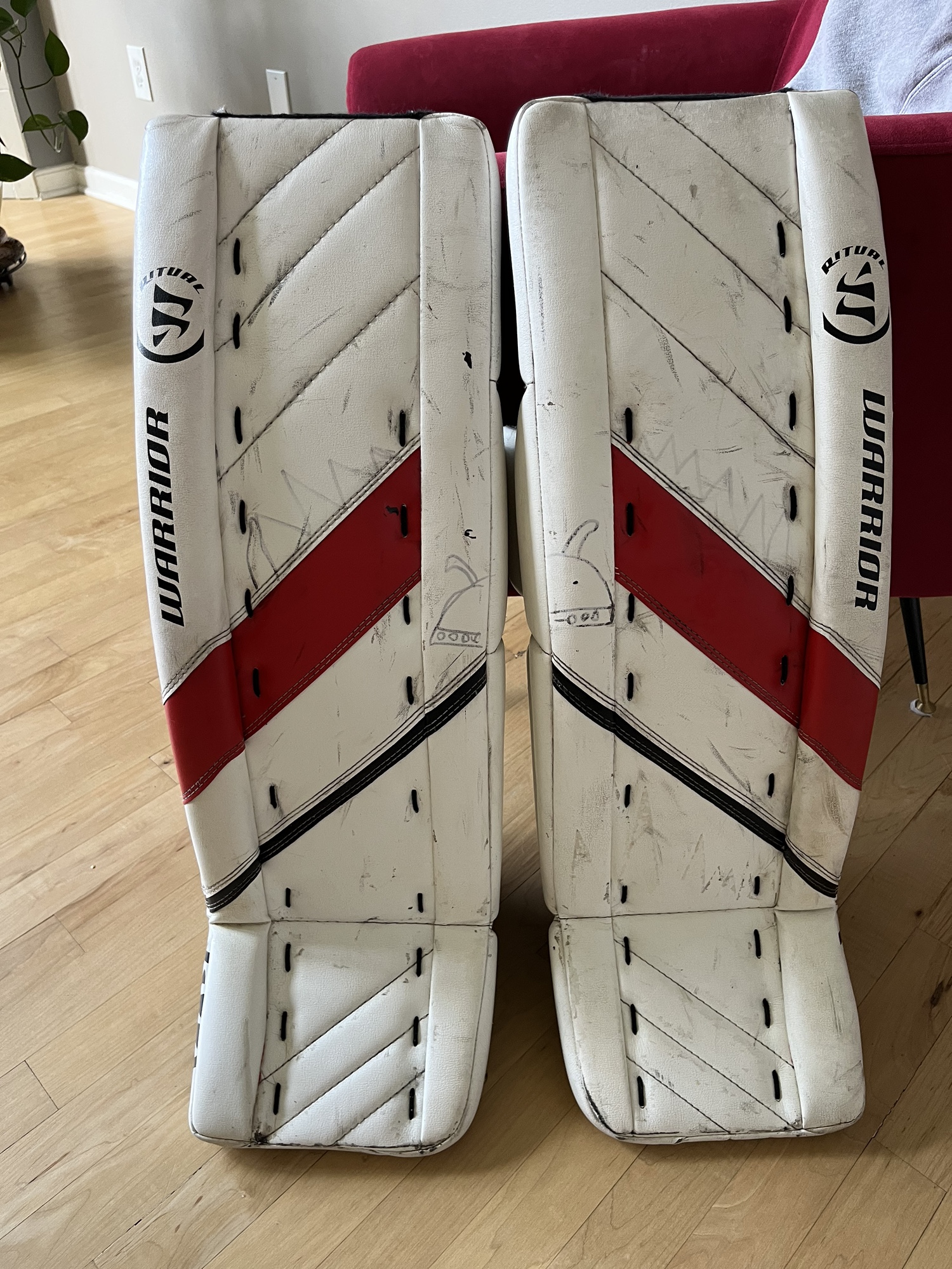 Used - Warrior RG4 Jr. 28 + 1 leg pads | SidelineSwap