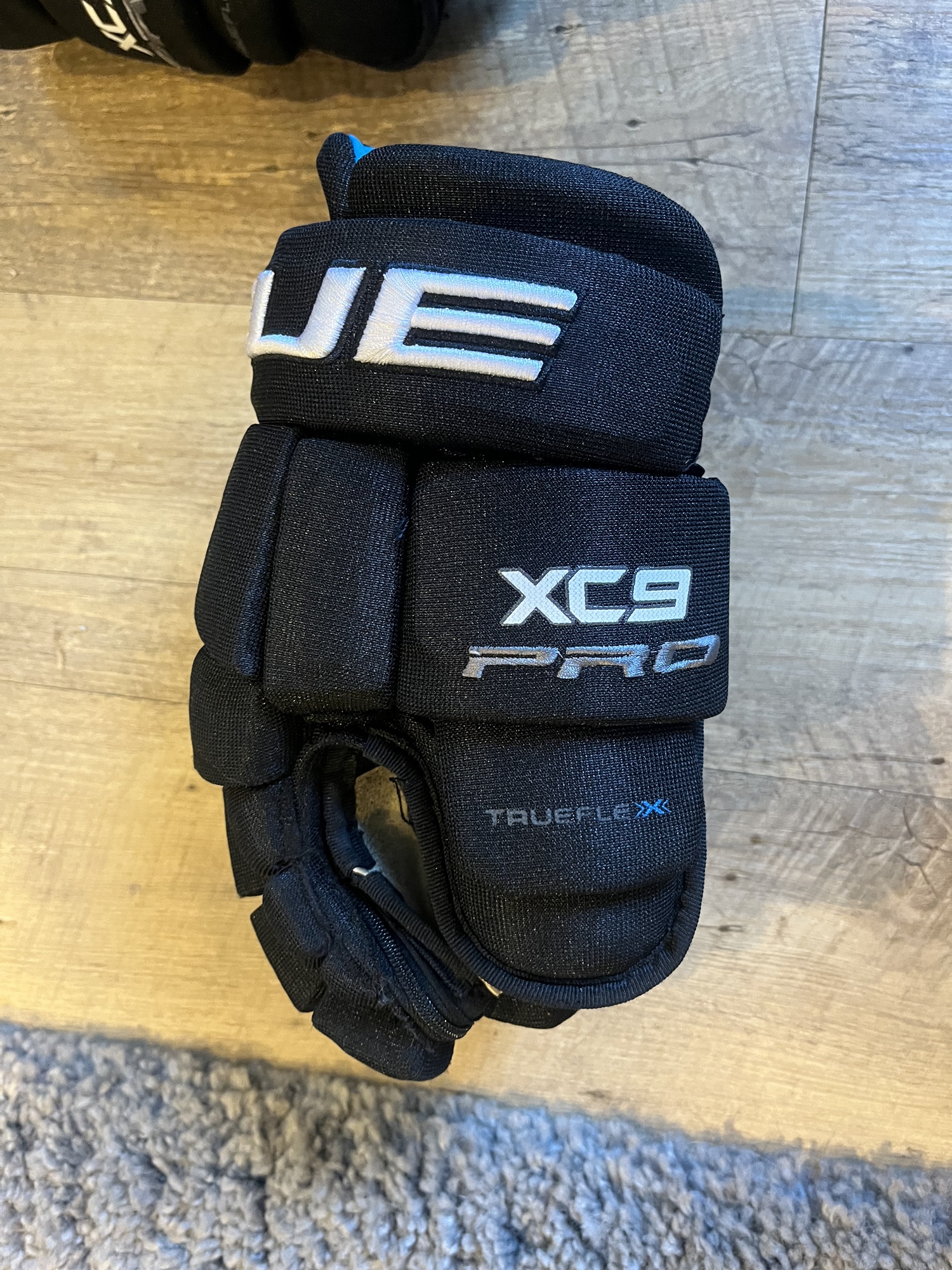 True 12" Xc9 pro Gloves | SidelineSwap
