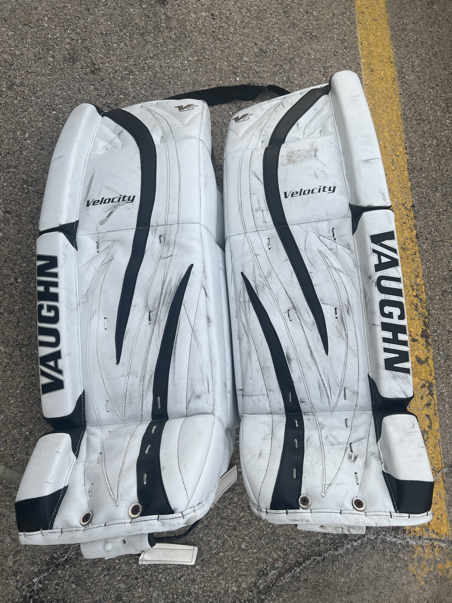 33" Vaughn Velocity V5 Goalie Leg Pads | SidelineSwap