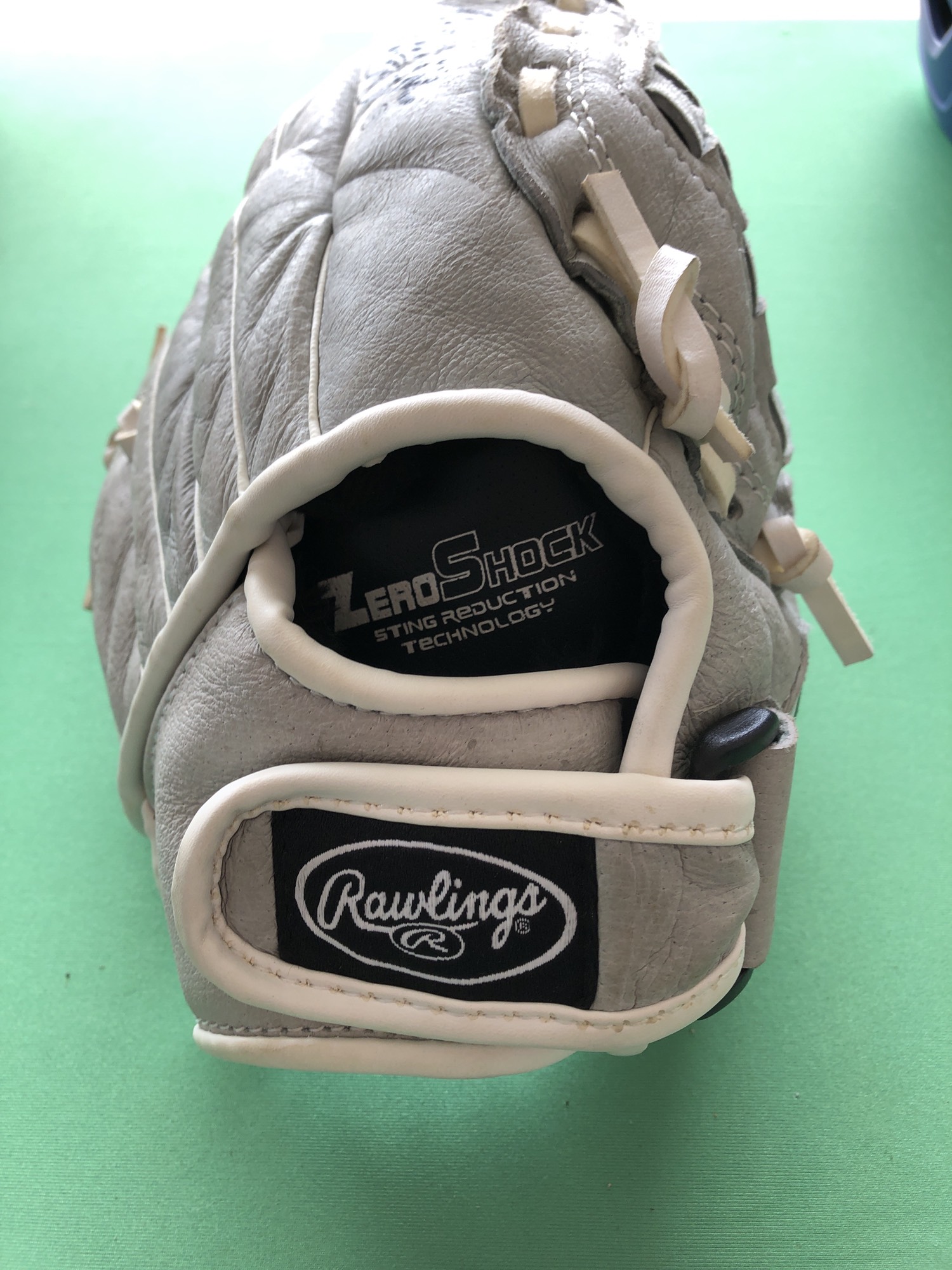 Used Rawlings Highlight Series Right-Hand Throw Infield Baseball Glove (11") | SidelineSwap