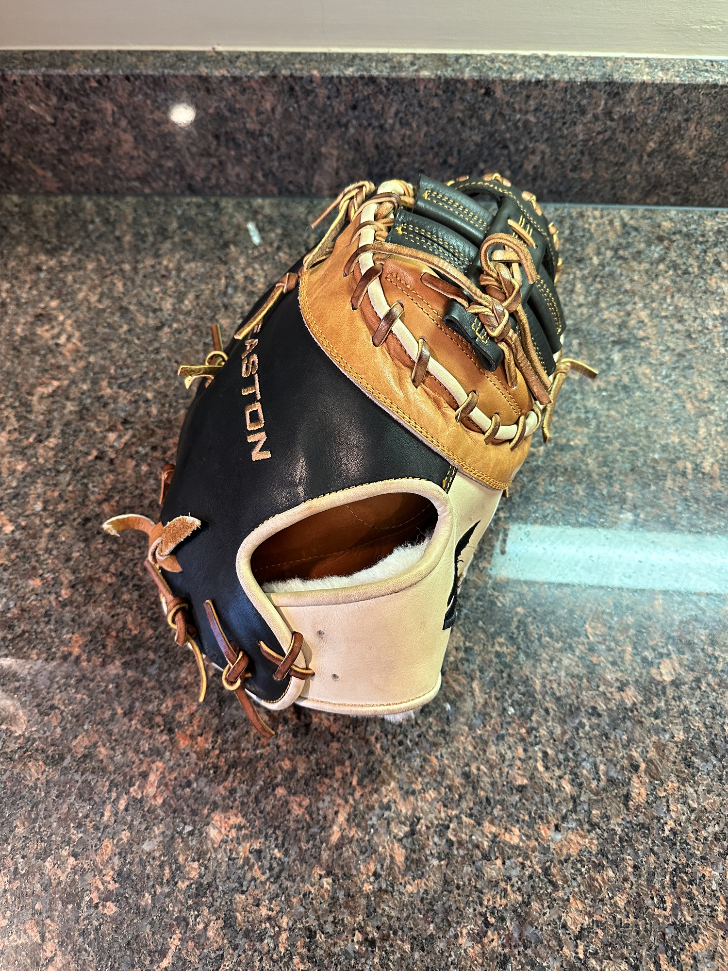 Easton 2021 Hybrid First base mitt | SidelineSwap