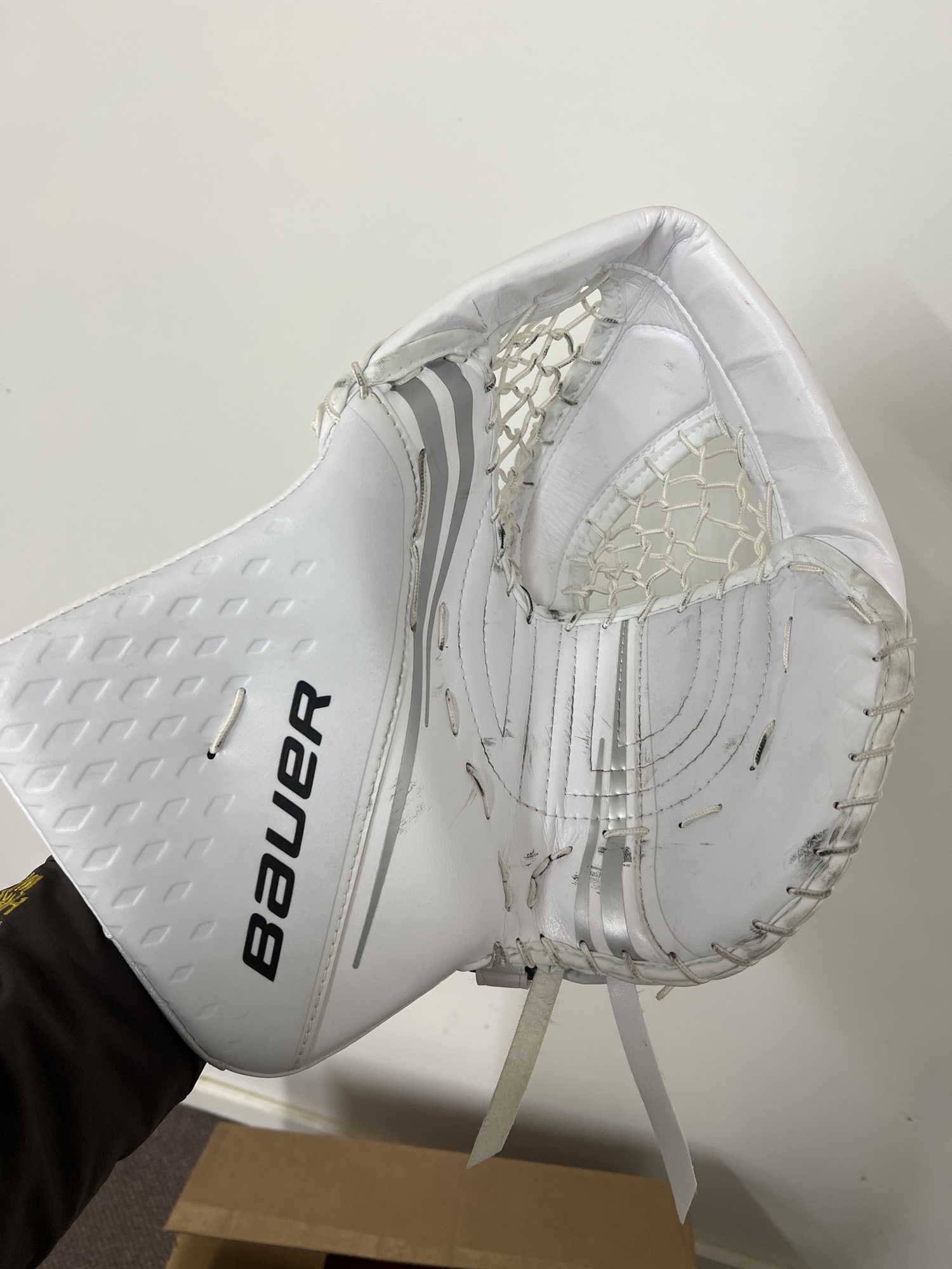 White Bauer Vapor 2X Pro Goalie Glove | SidelineSwap