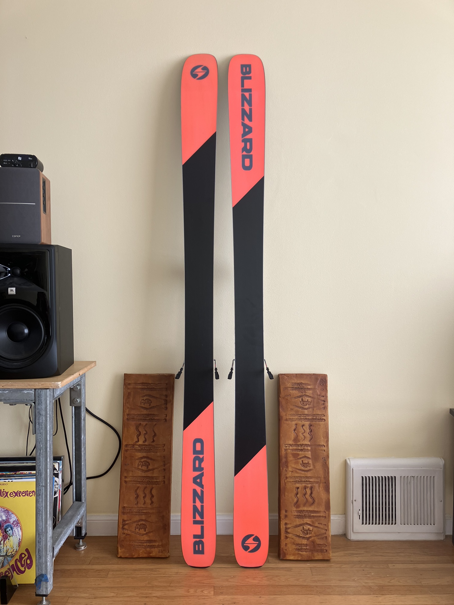 2022 Blizzard Rustler 10s w/ 2023 Marker Griffon 13 ID *like new ...