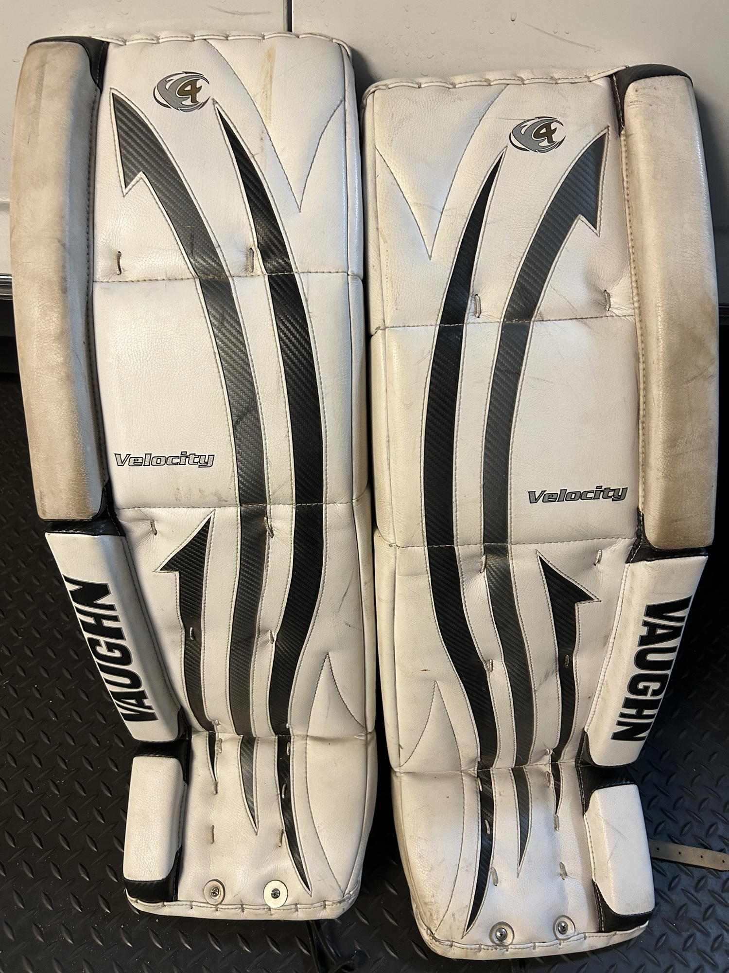 36" Vaughn Velocity V4 Goalie Leg Pads | SidelineSwap