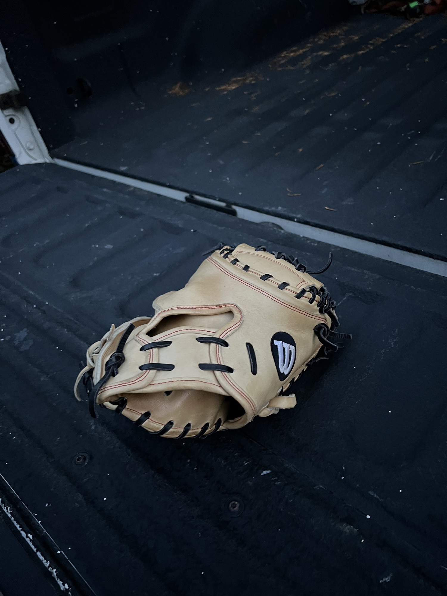Wilson A2000 DPCM 33 Pro-Stock Catcher’s Mitt | SidelineSwap