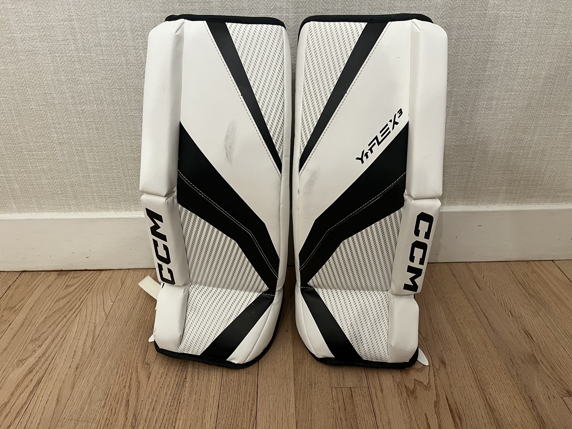 CCM Yt Flex3 with speed skin 22” Goalie Pads | SidelineSwap