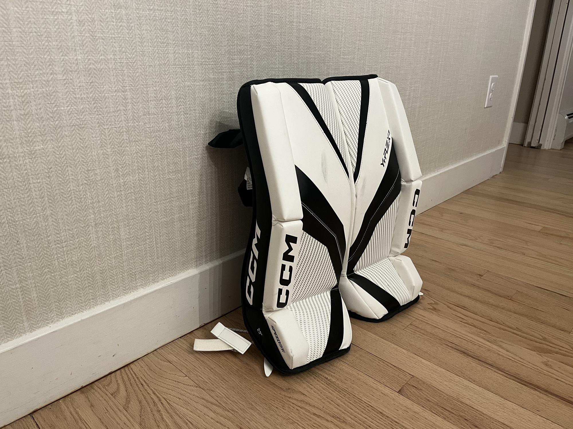 CCM Yt Flex3 with speed skin 22” Goalie Pads | SidelineSwap