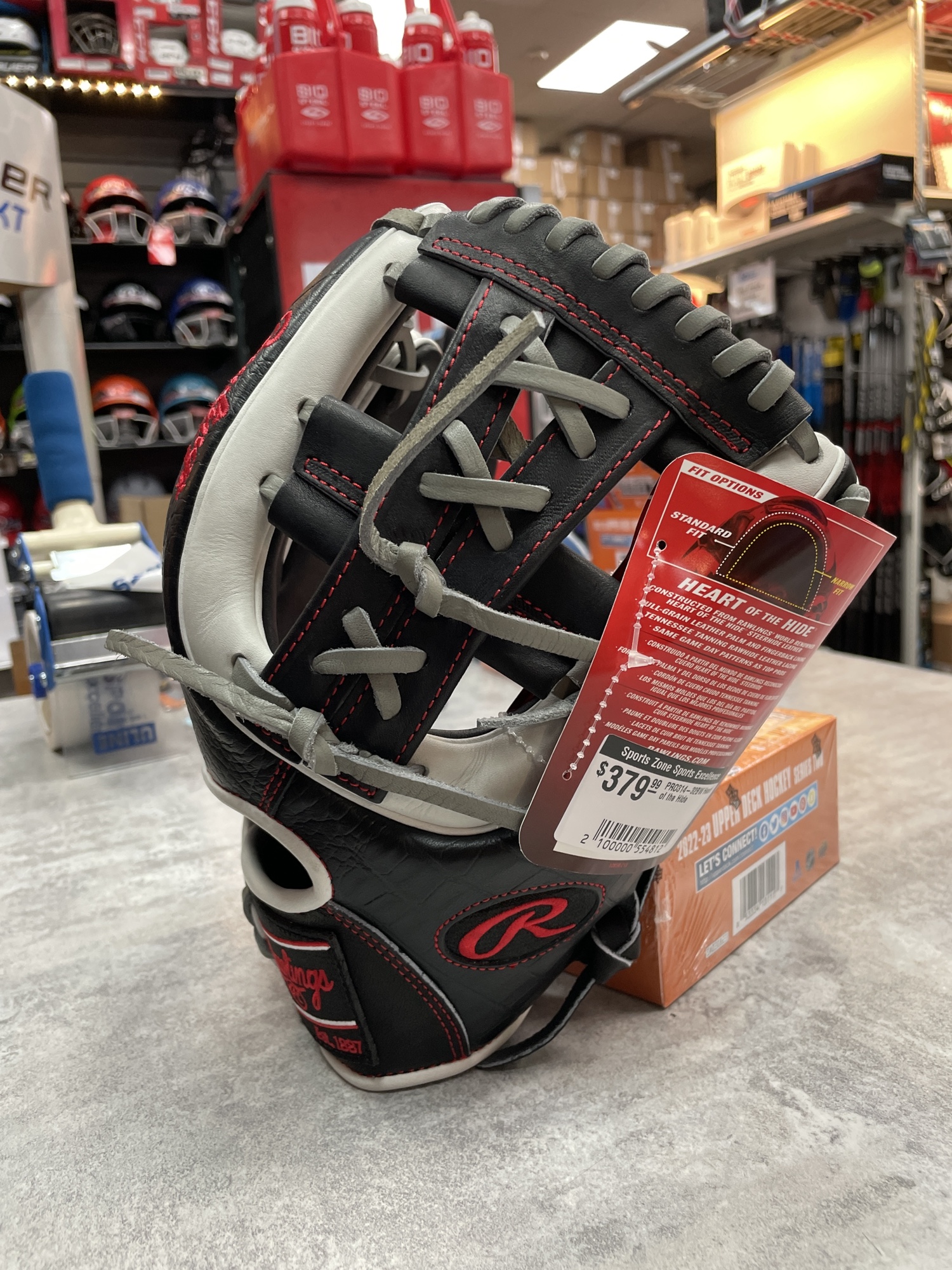 New Right Hand Throw 11.5" Heart of the Hide Baseball Glove | SidelineSwap