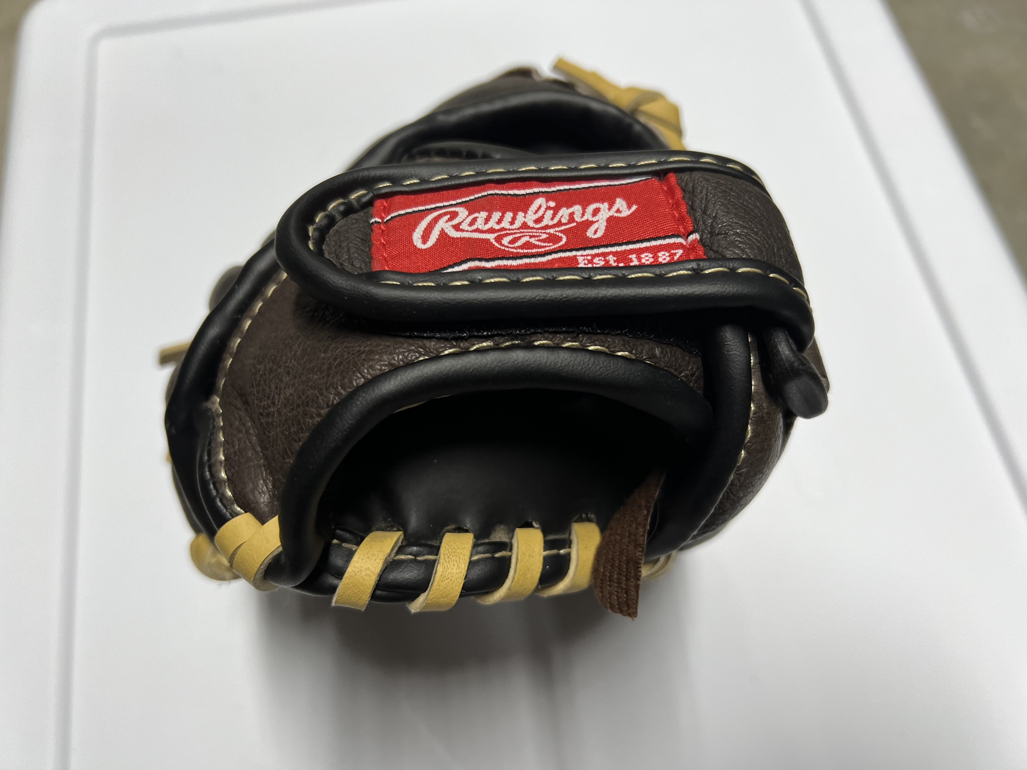 Used Rawlings Highlight Series Right Hand Throw Infield Baseball Glove 10" | SidelineSwap