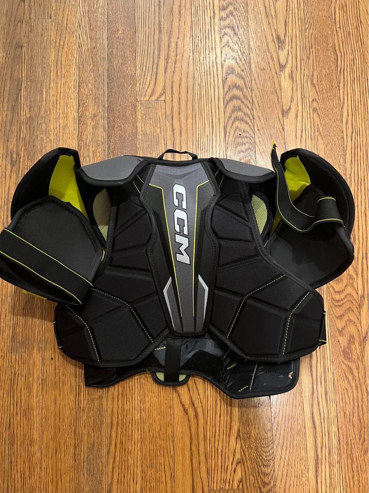 Senior New Medium Bauer ccm tacks AS-580 Shoulder / Chest Pad ...
