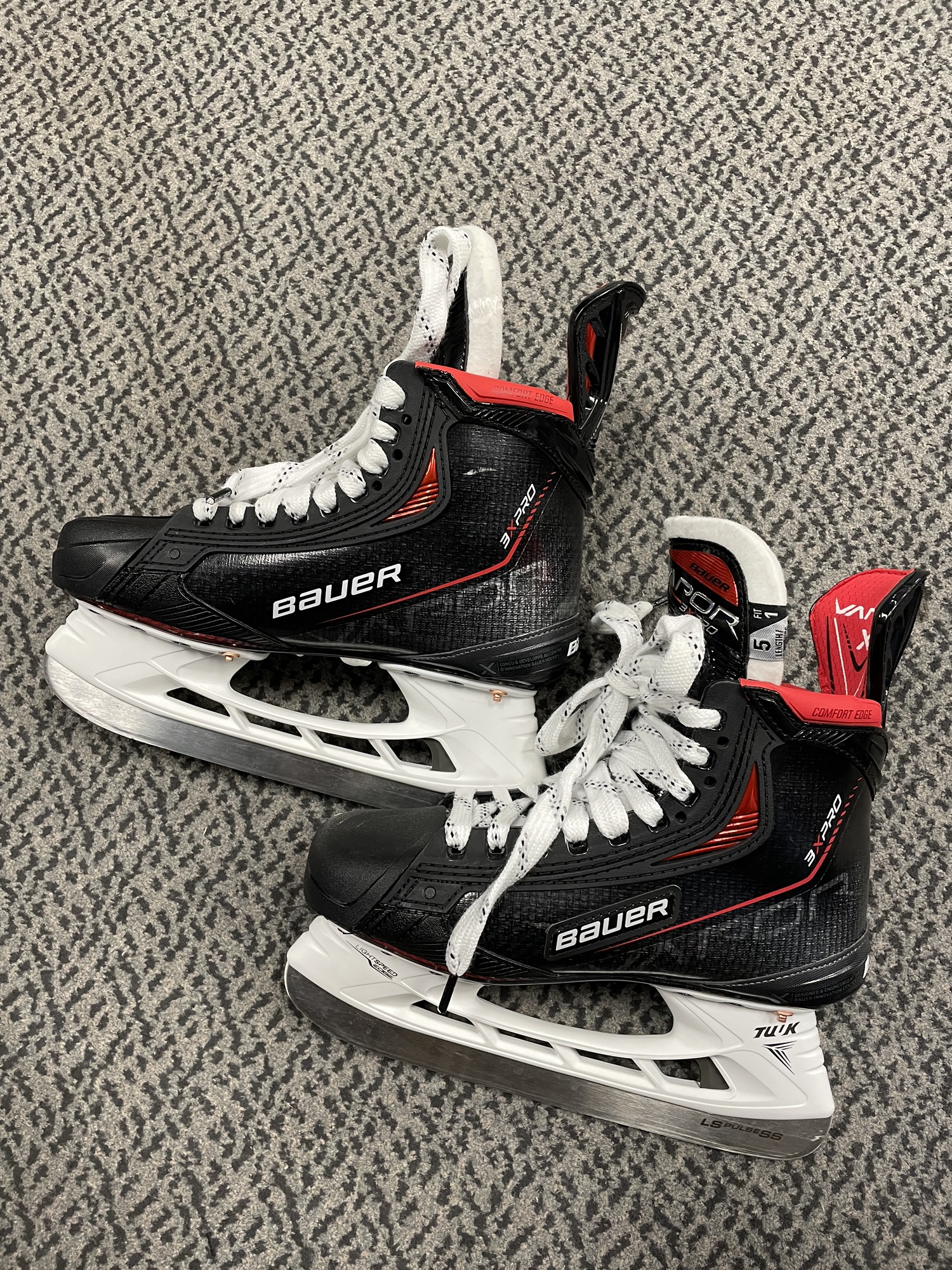 OUT OF BOX Bauer Vapor 3X Pro size 5 Fit 1 skates | SidelineSwap
